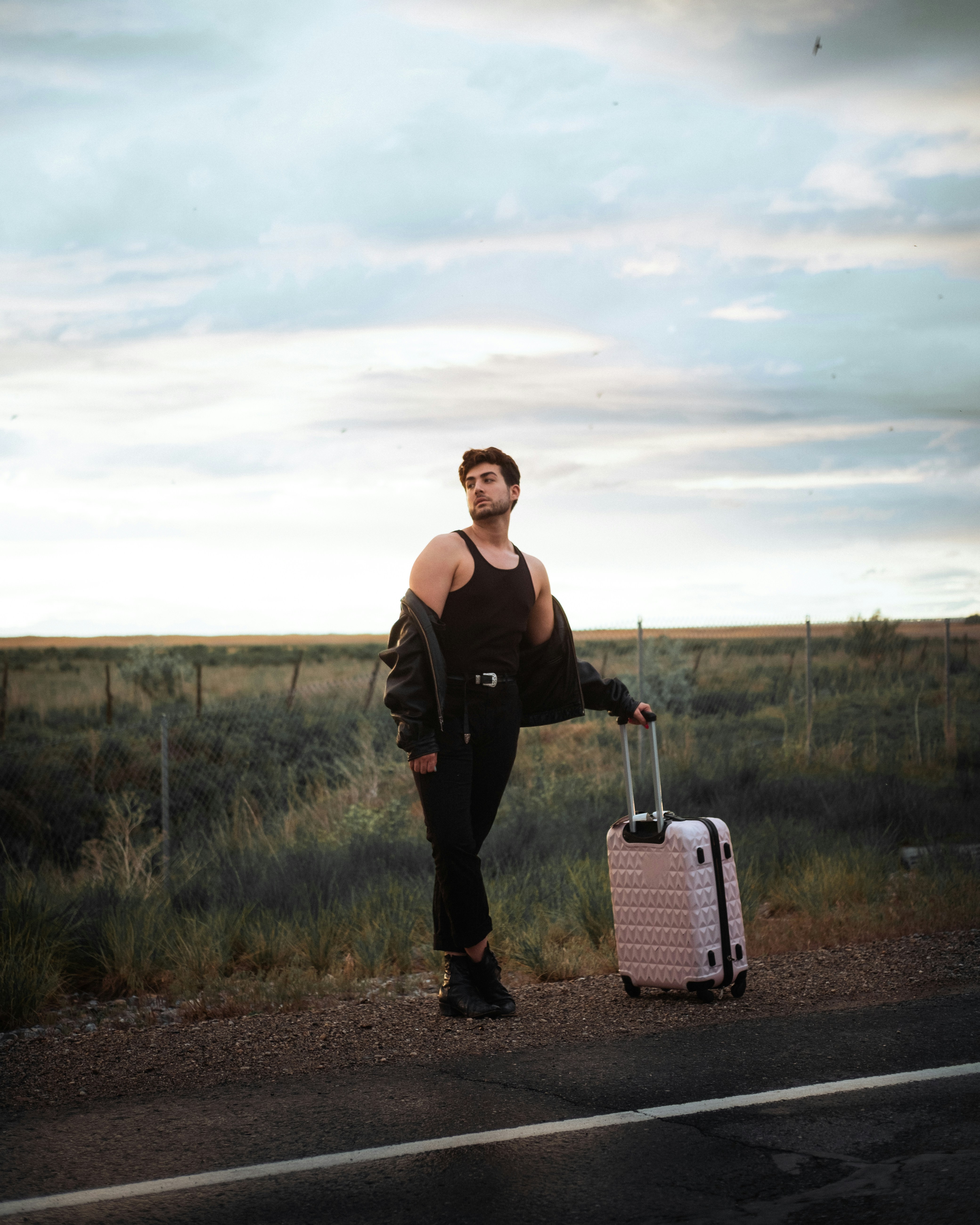 Foto zum Thema Mann in brauner Jacke und schwarzer Hose mit weißer und ...