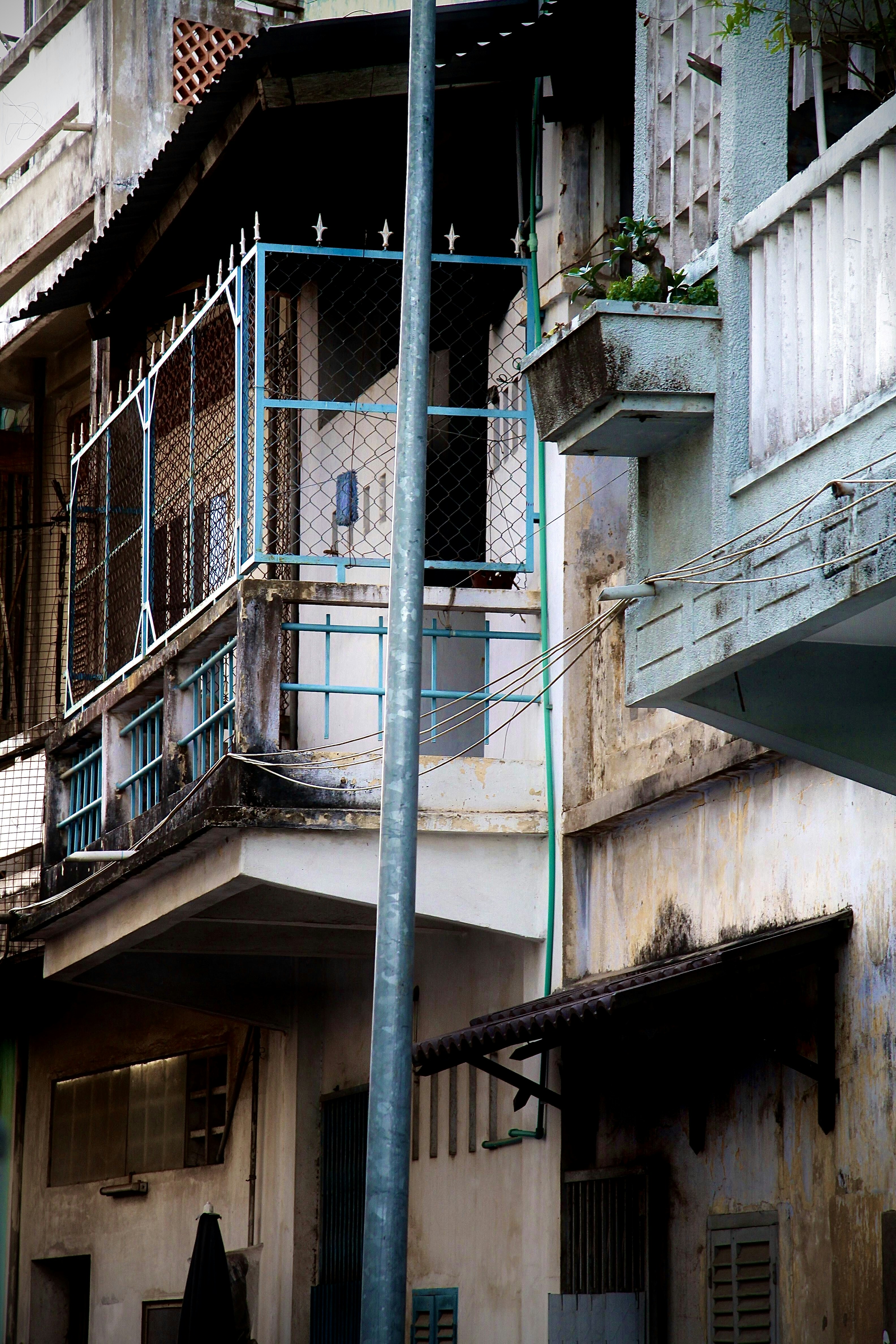 Blue metal ladder on white concrete building photo – Free Tx. tân châu ...