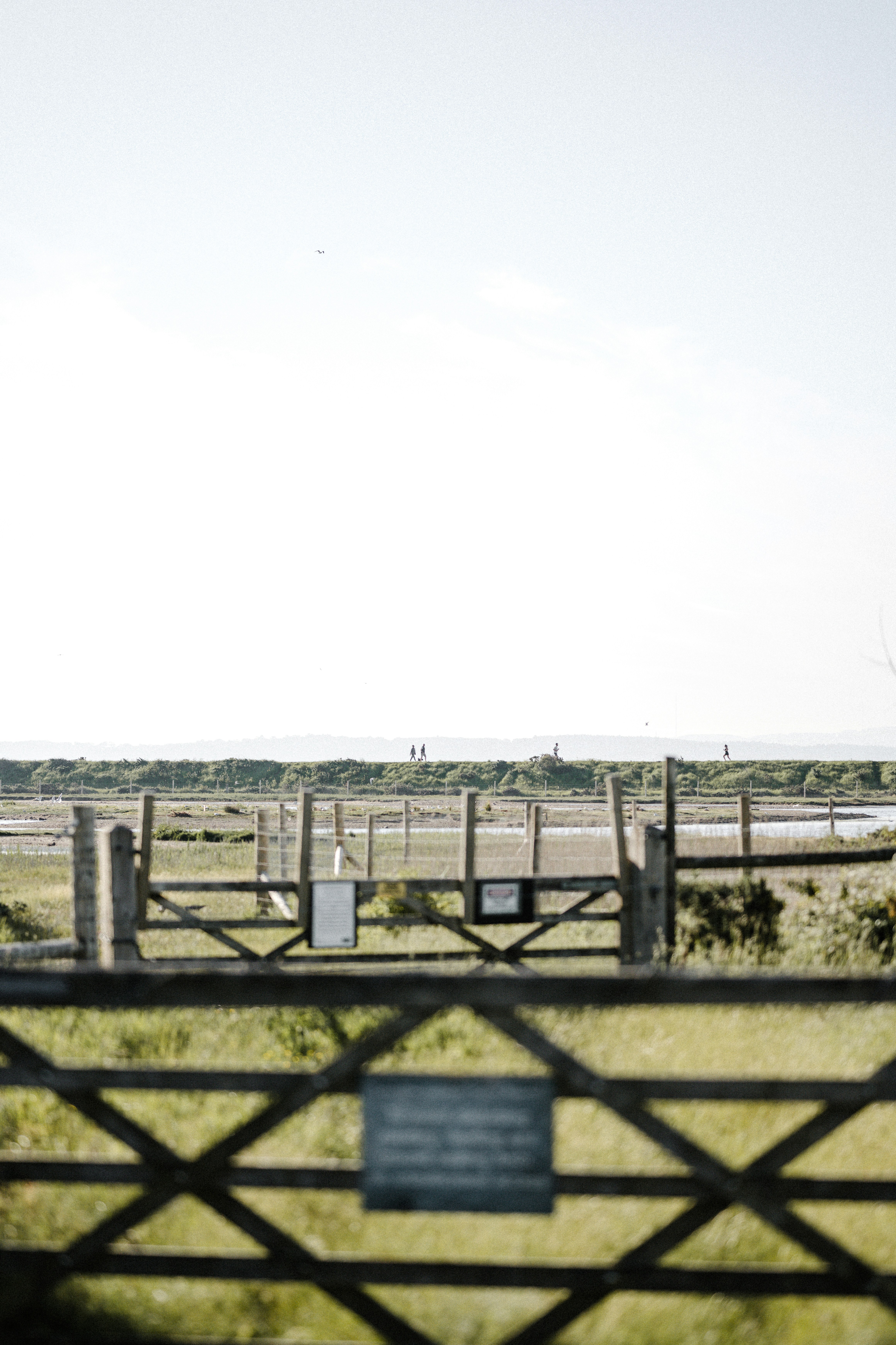 Valla metálica gris cerca de Green Grass Field durante el día foto ...