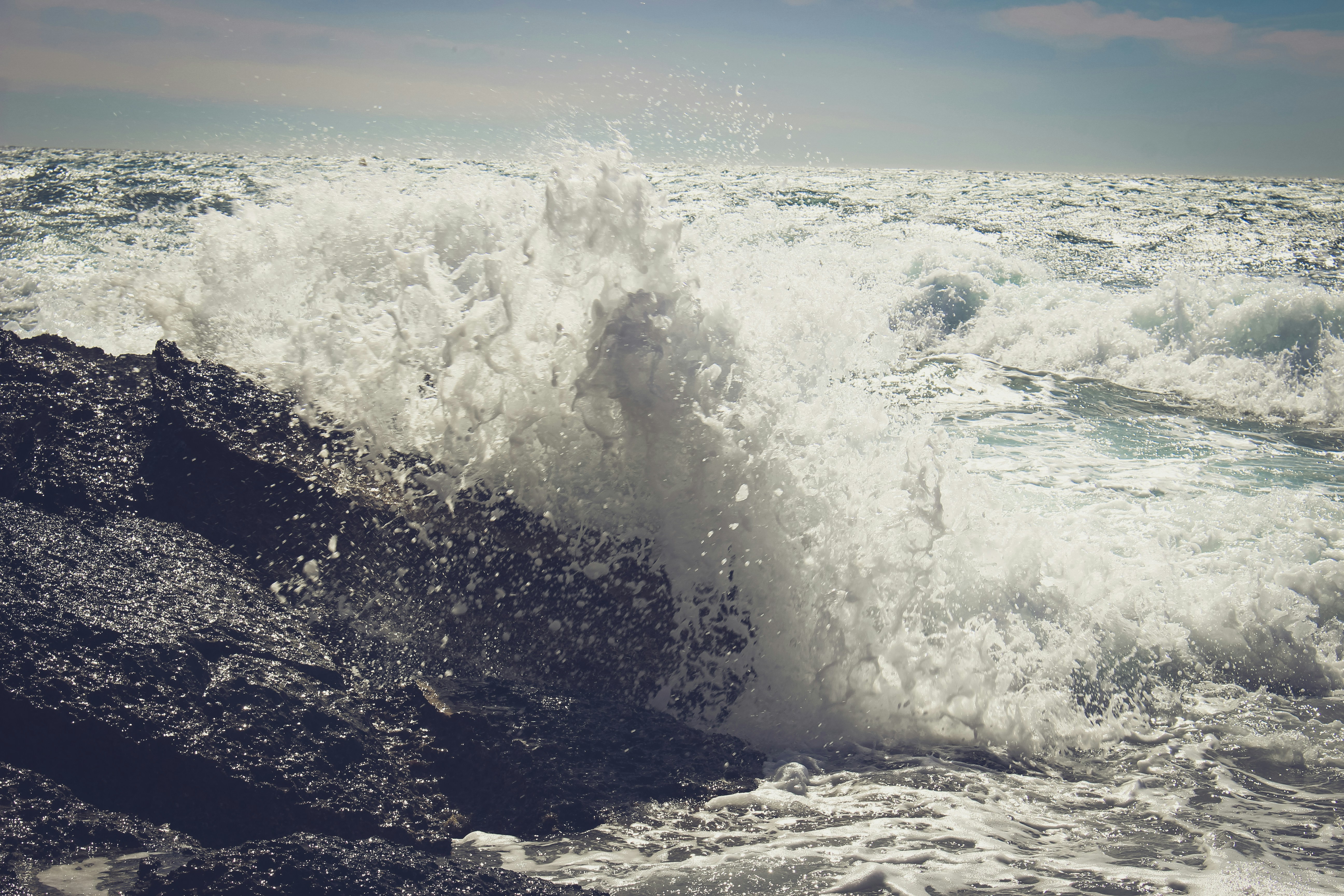 Ocean waves crashing on shore during daytime photo – Free Sanary-sur-mer Image on Unsplash