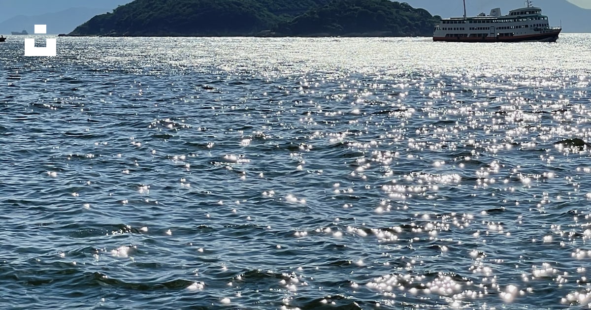 낮에는 푸른 하늘과 흰 구름 아래 산 근처 바다에서 보트 사진 Unsplash의 무료 땅 이미지