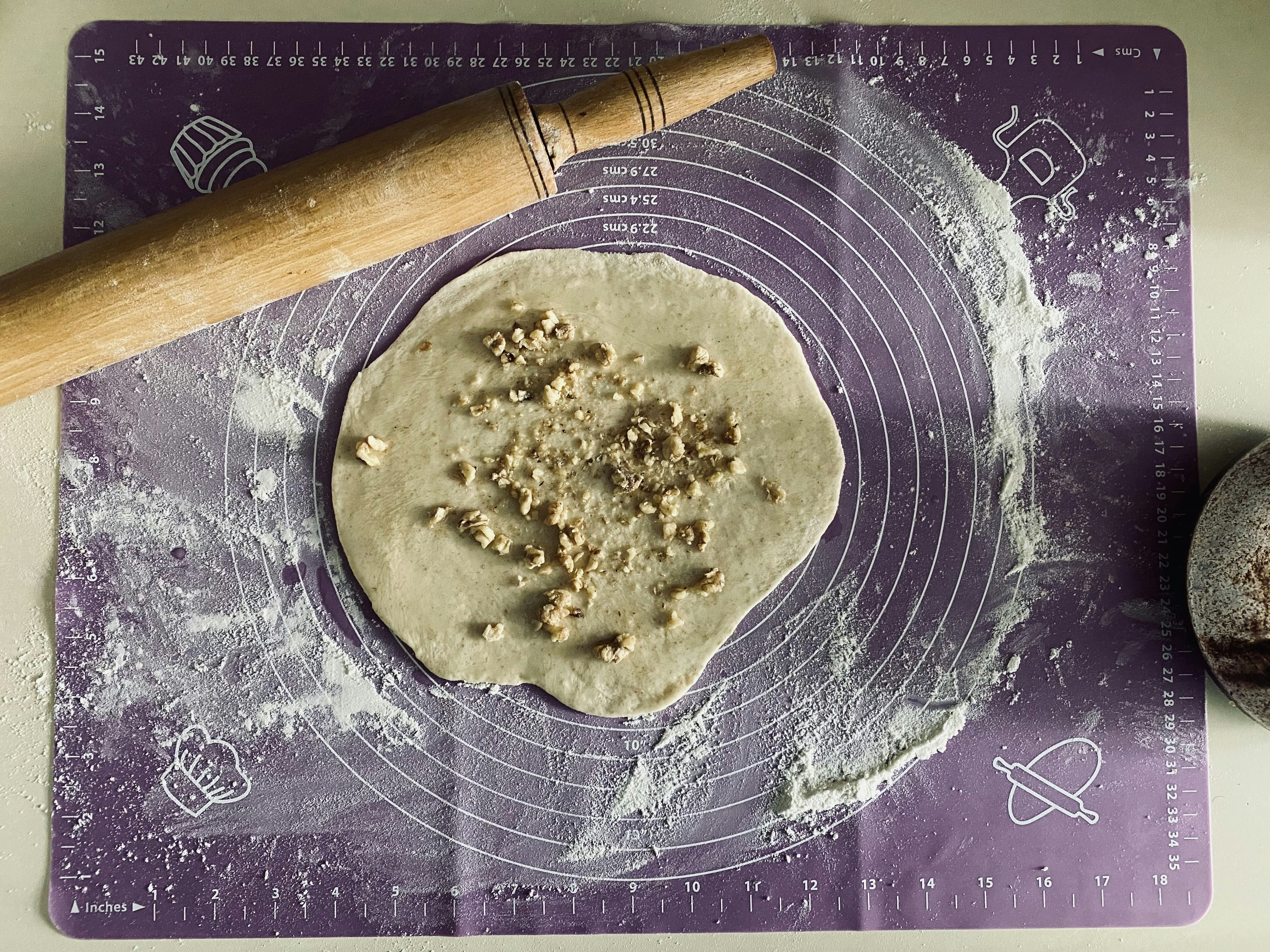 Foto Pan integral sobre plato redondo azul y blanco – Imagen Alimento ...