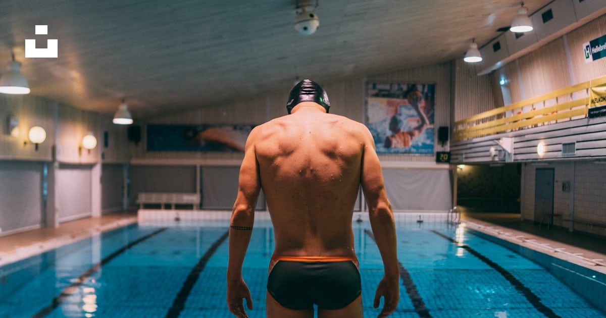 파란색과 흰색 바닥 타일 위를 걷는 검은 반바지를 입은 남자 사진 Unsplash의 무료 스포츠 이미지