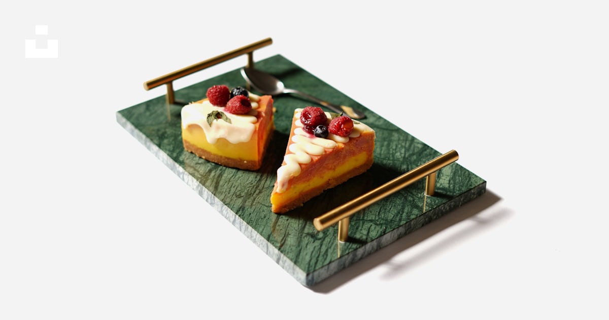 녹색과 흰색 세라믹 트레이에 갈색과 흰색 과자 사진 Unsplash의 무료 Cake 이미지