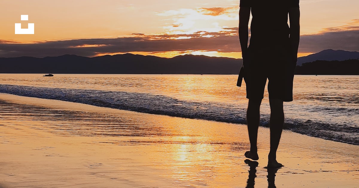 Foto Silueta De Hombre Estar De Pie En Playa Durante Ocaso