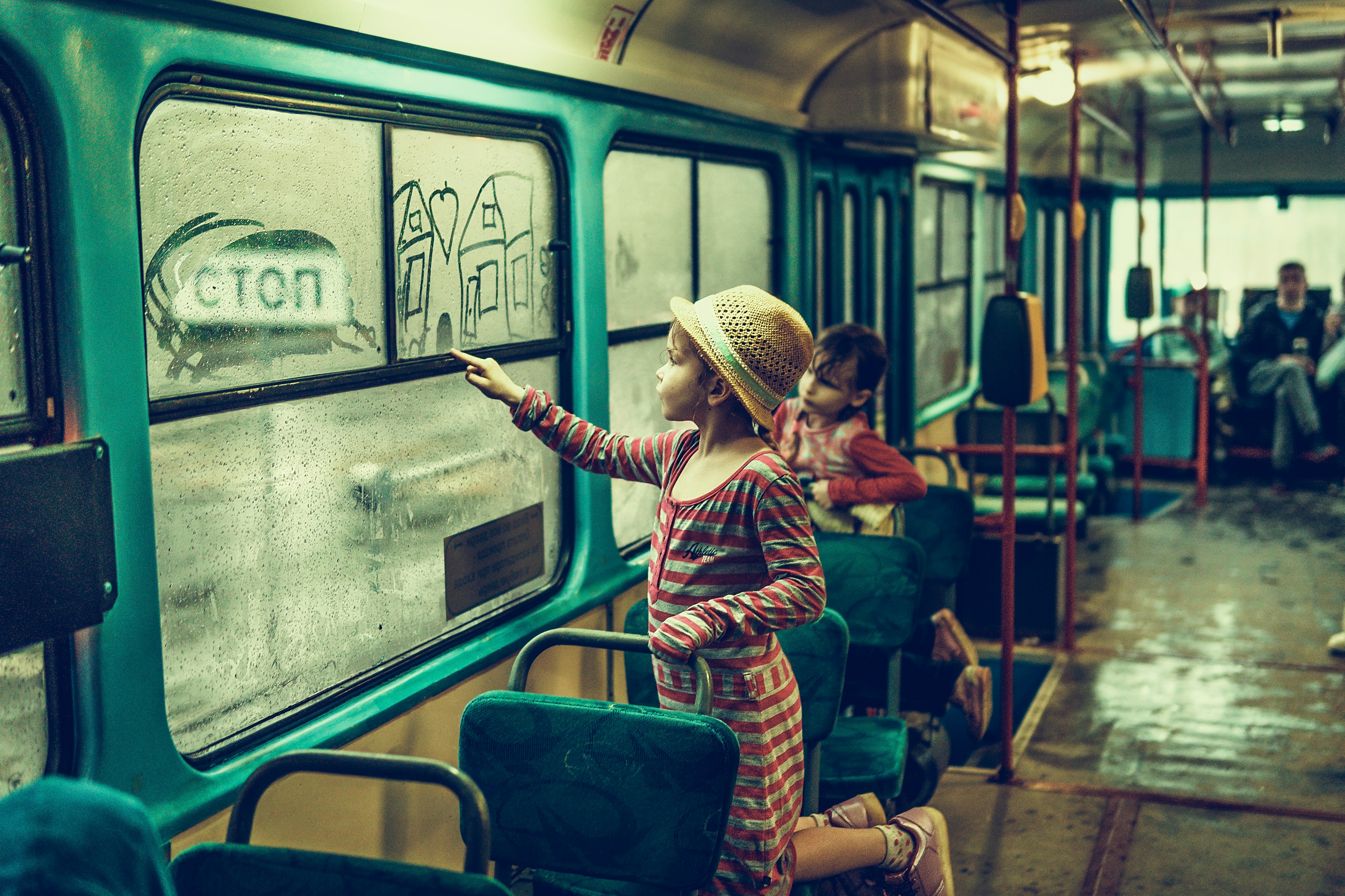 Tracing Graffiti Through a Moving Bus Window