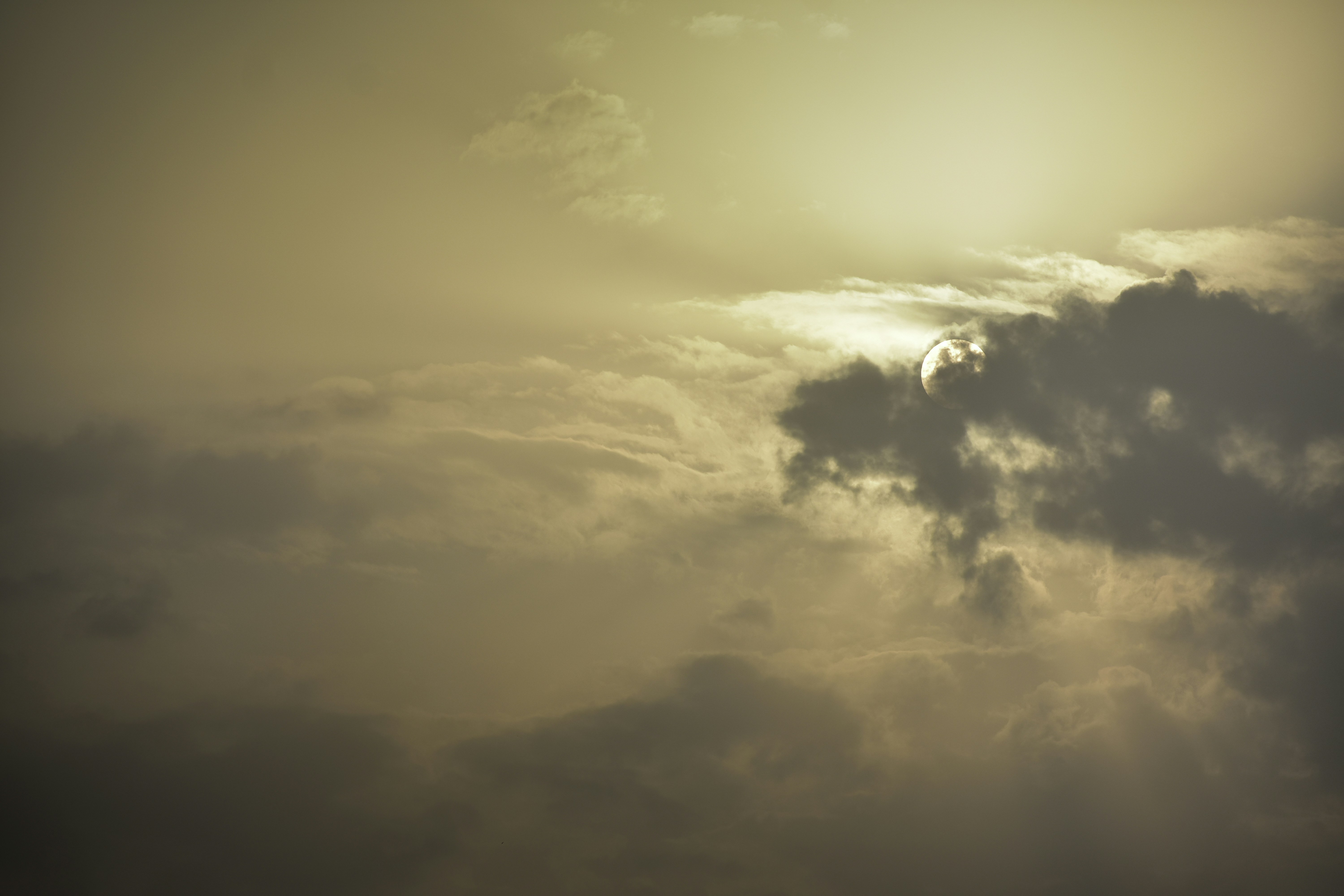 Le soleil brille à travers les nuages dans le ciel photo – Photo Delhi ...