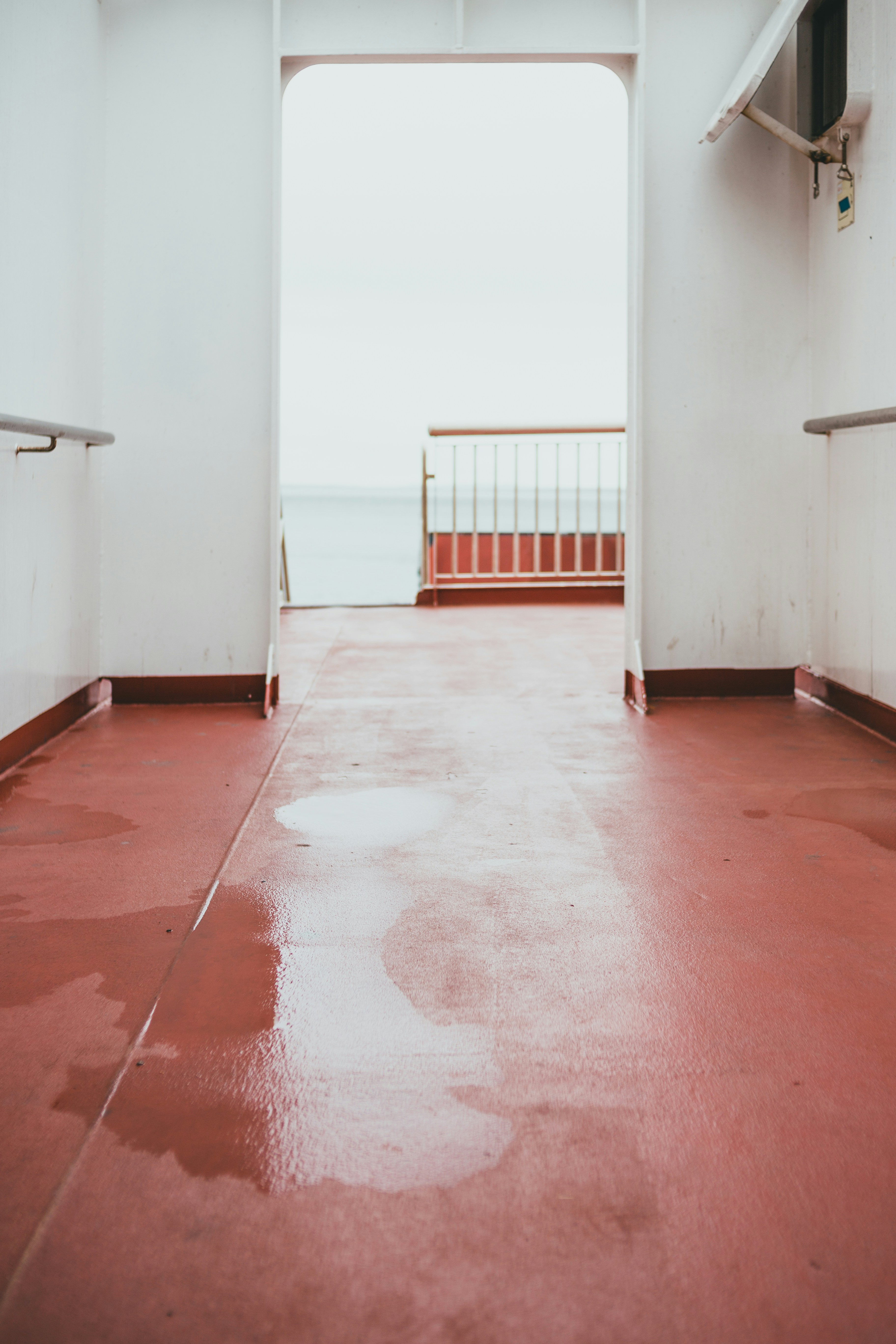 Carrelage de sol brun près du mur blanc photo – Photo Sol Gratuite sur ...