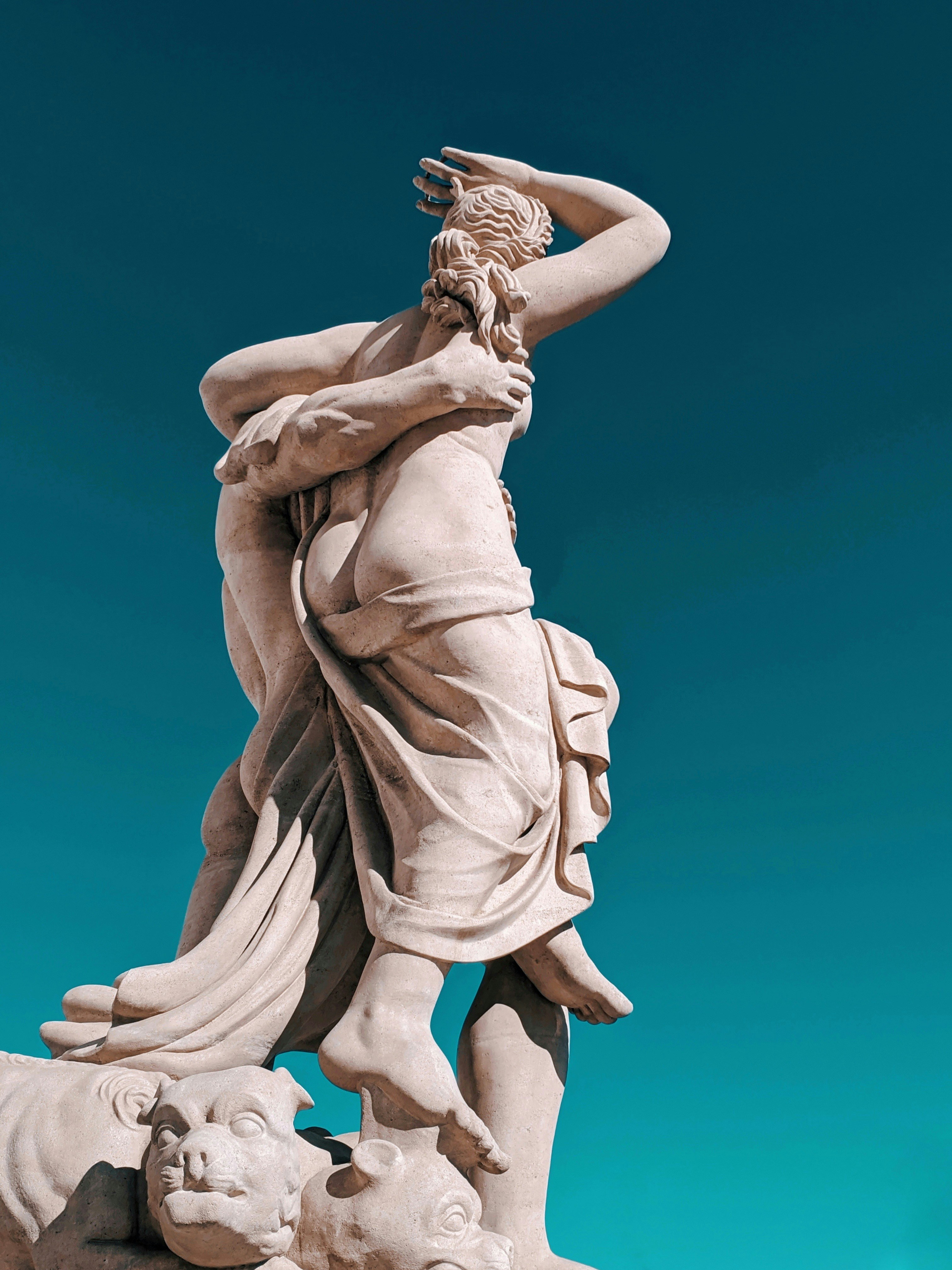 昼間の青空の下の天使像の写真 – Unsplashの芸術の無料画像