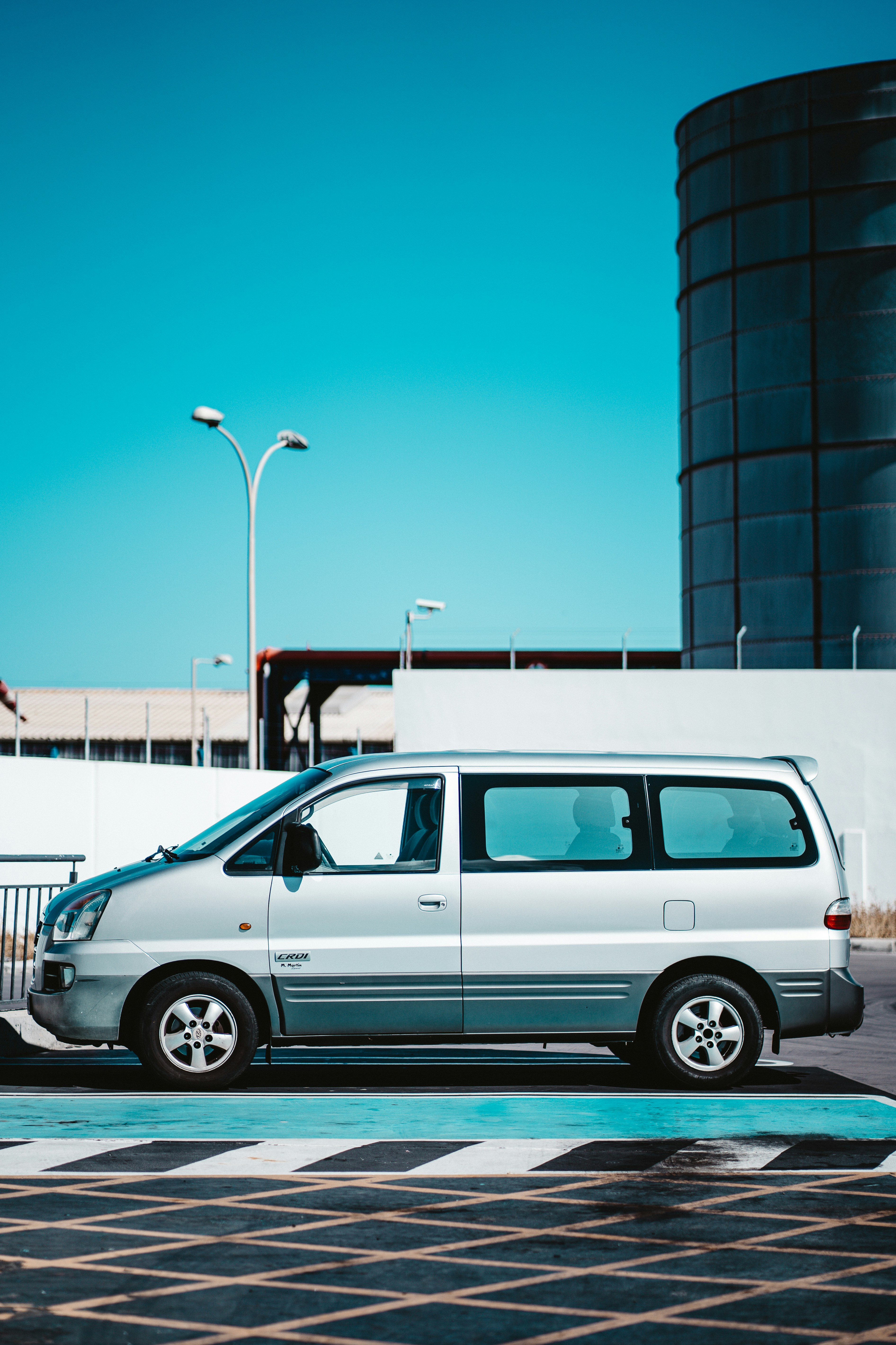 Une camionnette blanche garée devant un immeuble photo – Photo Van ...