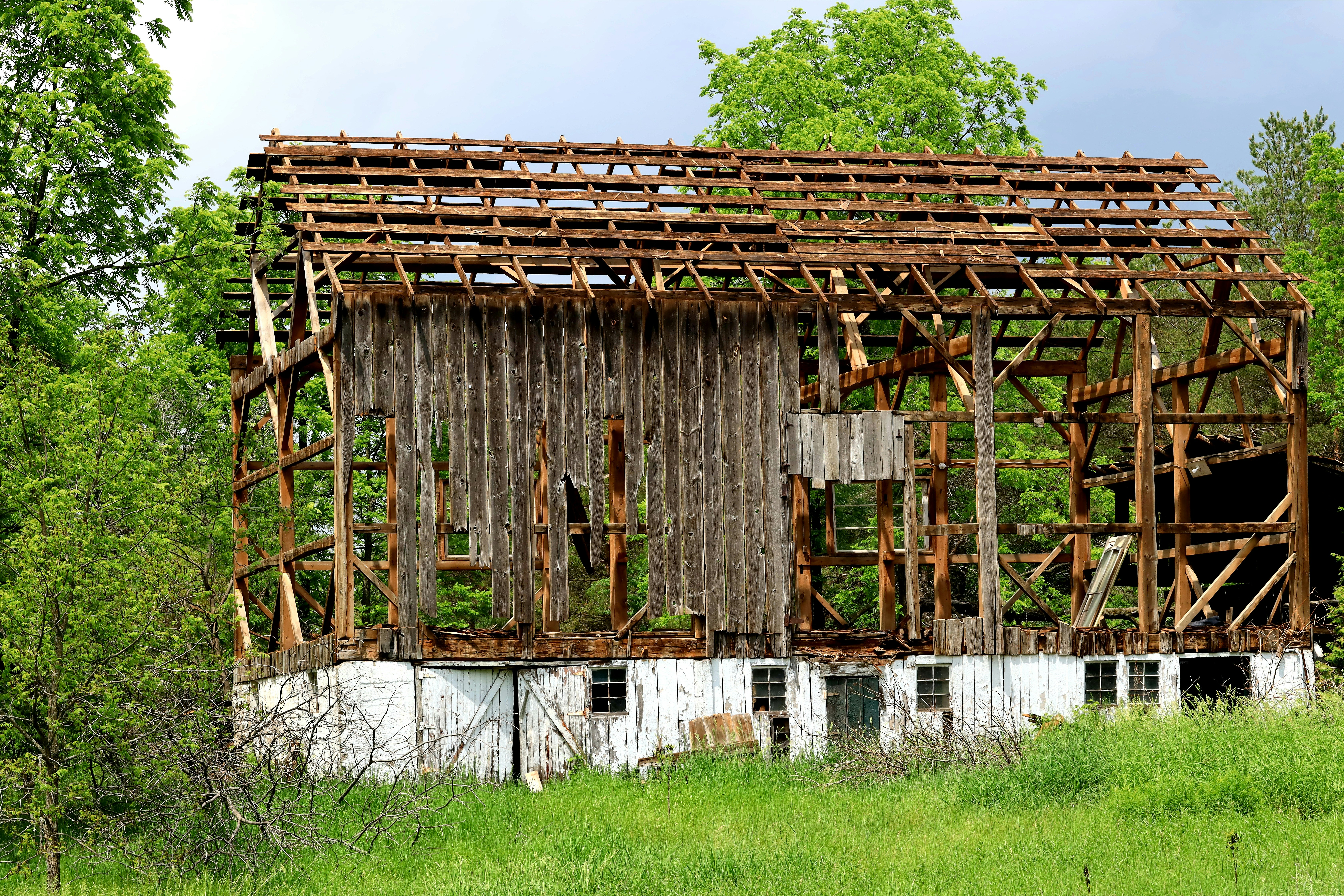Un bâtiment délabré avec un toit en bois photo – Image gratuite de ...