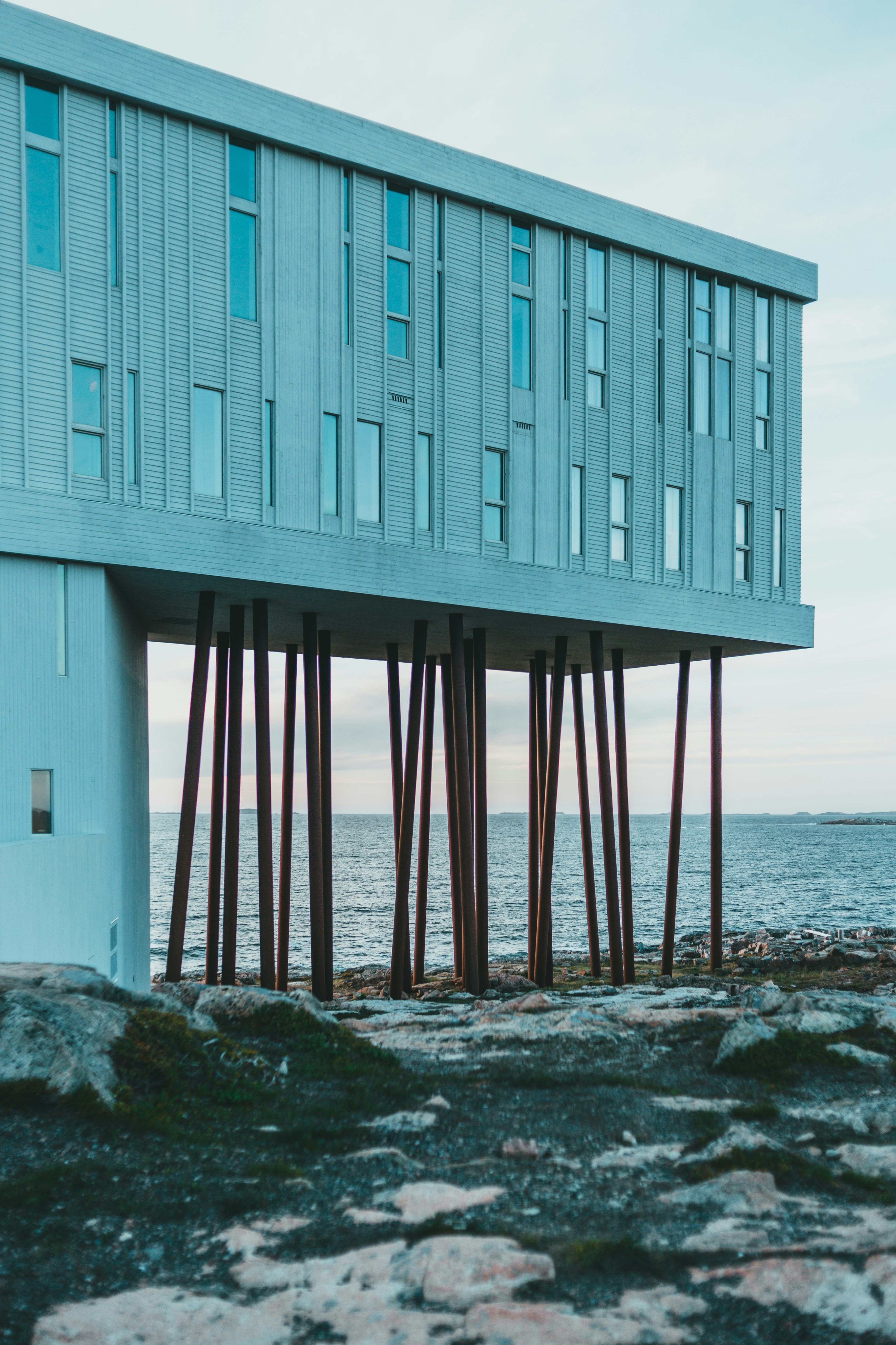 Azure Facade on Coastal Stilts: A Modern Seaside Pier House