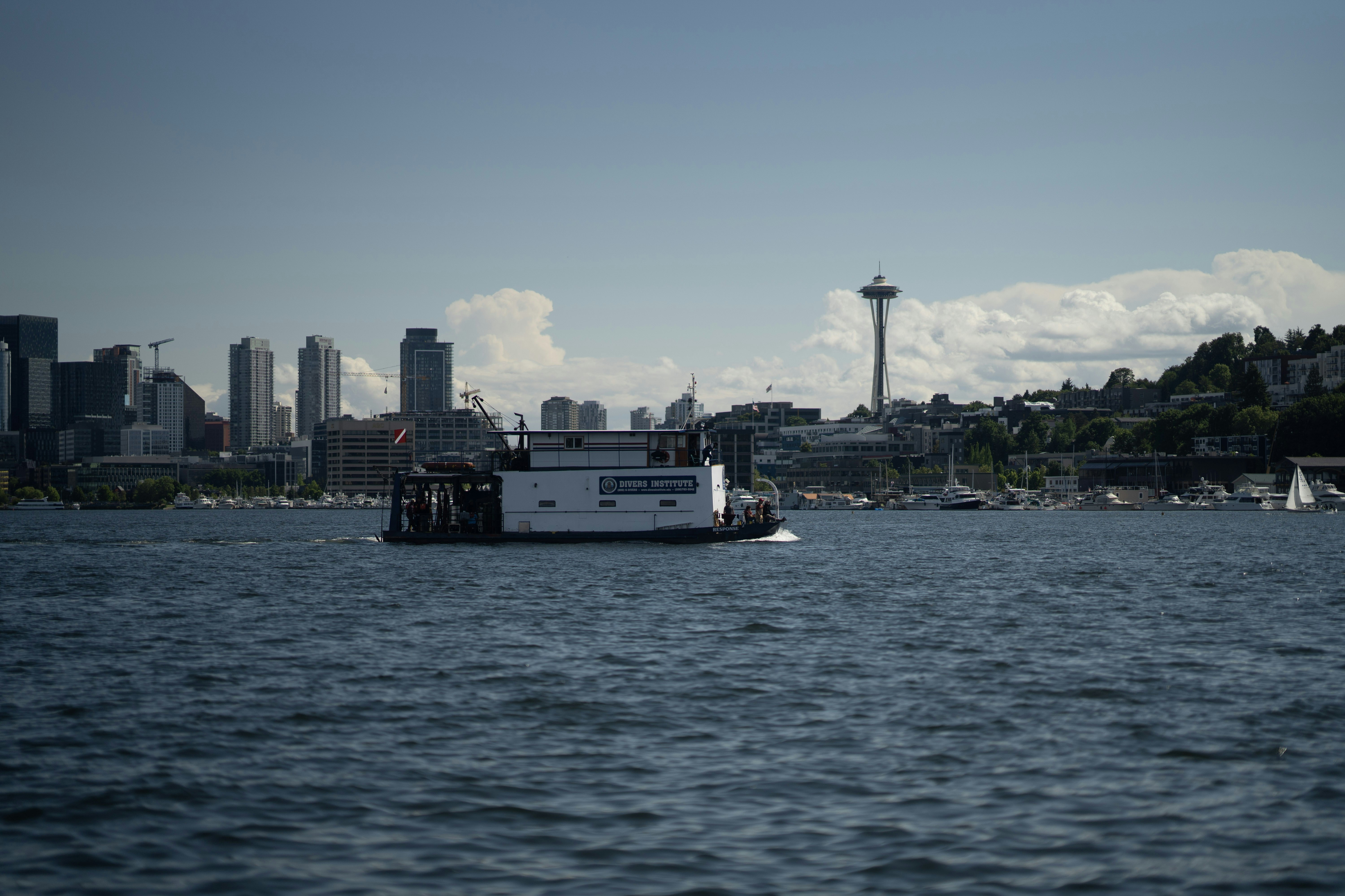 A large boat floating on top of a large body of water photo – Free Boat ...