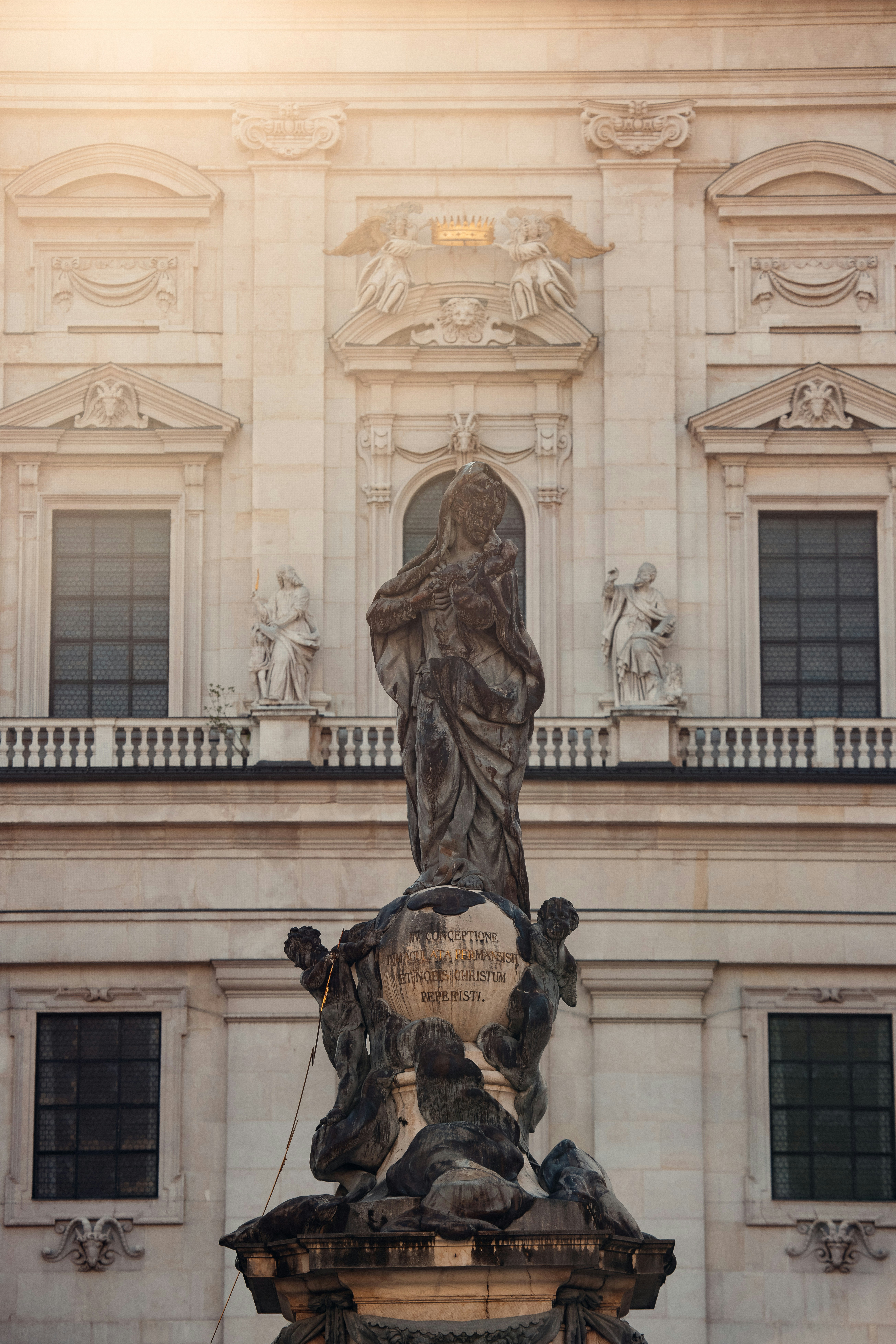 A statue is in front of a building photo – Free Statue Image on Unsplash