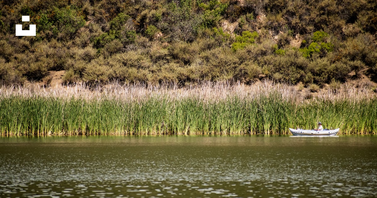Une personne dans une petite embarcation sur un plan d’eau photo ... Une personne dans une petite embarcation sur un plan d’eau photo ...