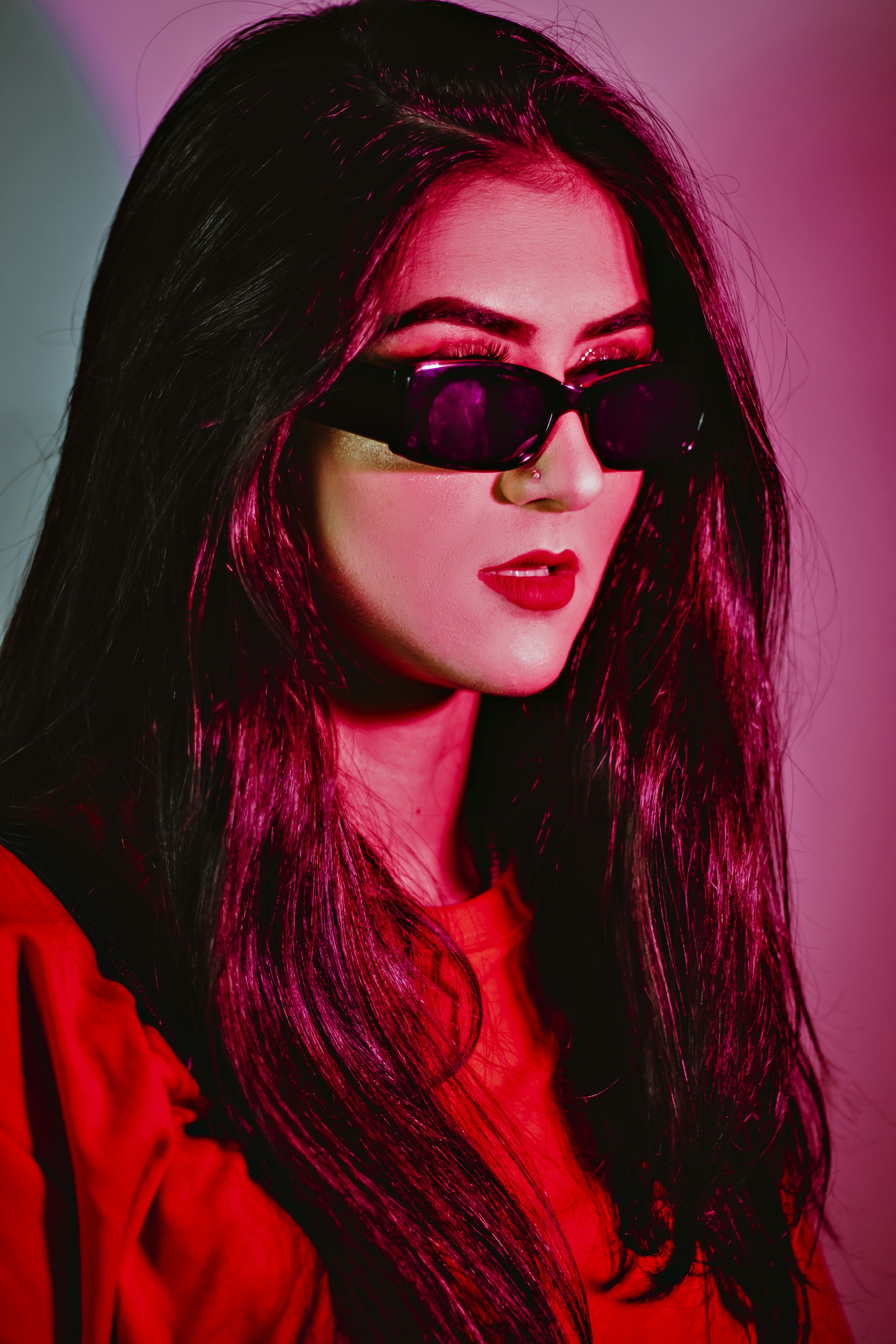 Foto Un primer plano de una mujer con gafas de sol – Imagen Accesorios ...