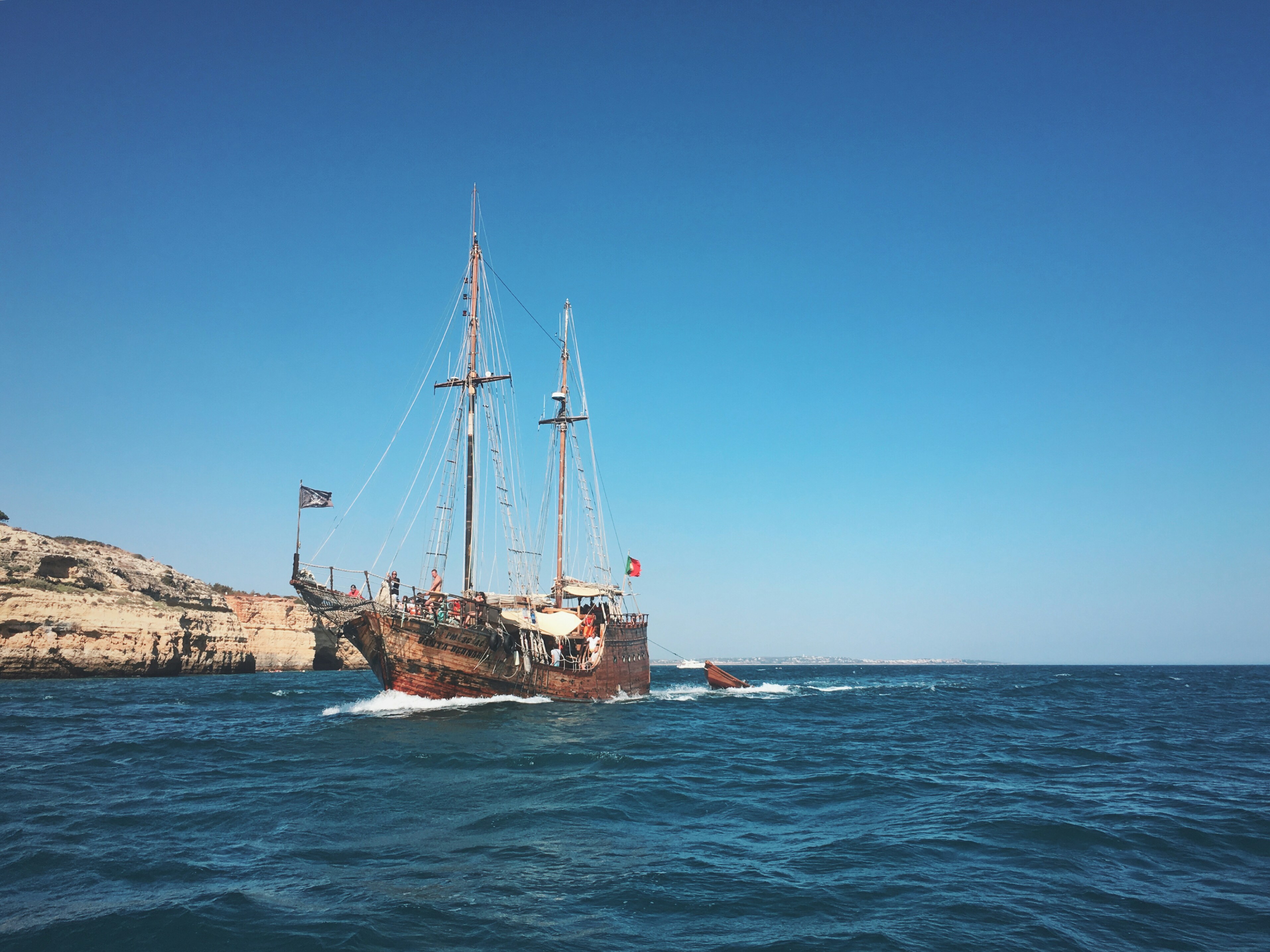 Un gran bote en medio de un cuerpo de agua foto – Imagen de Mar ...