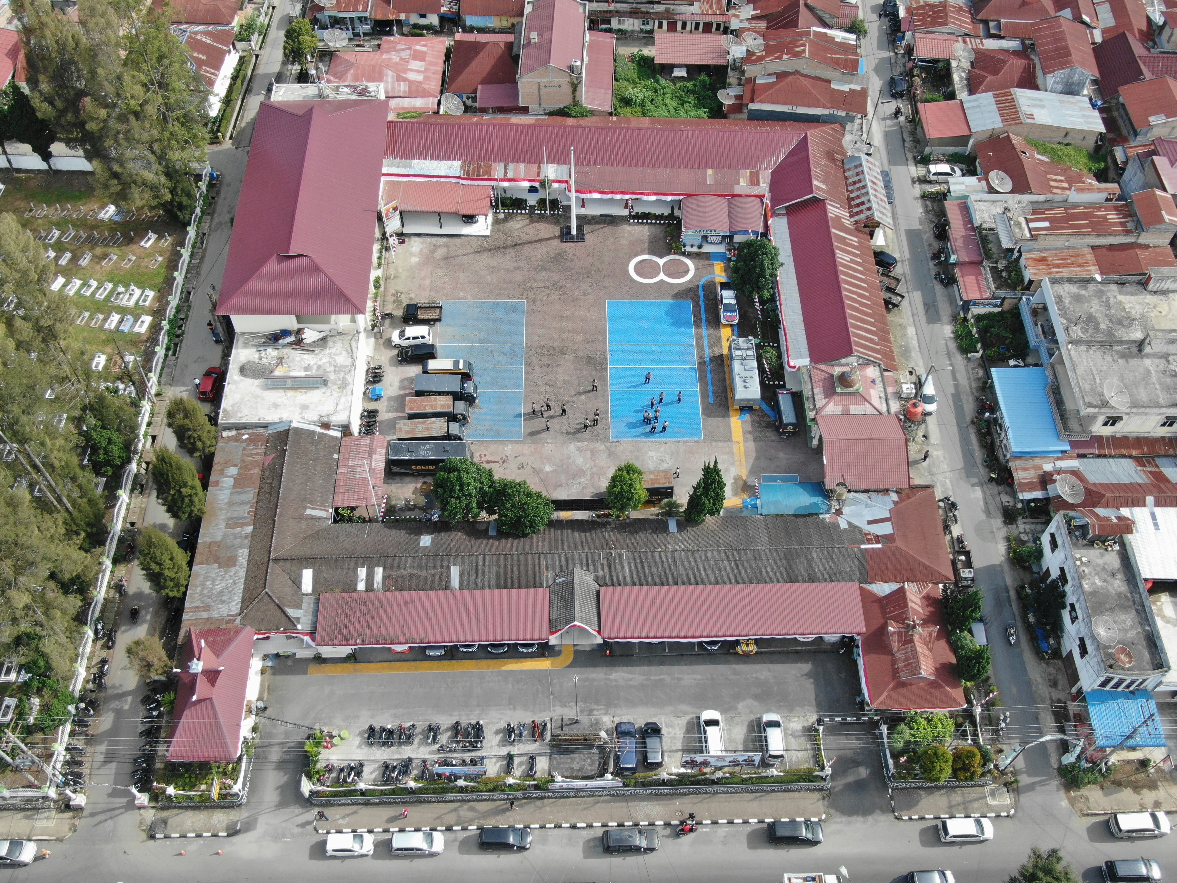 An aerial view of a tennis court and parking lot photo – Free Building ...