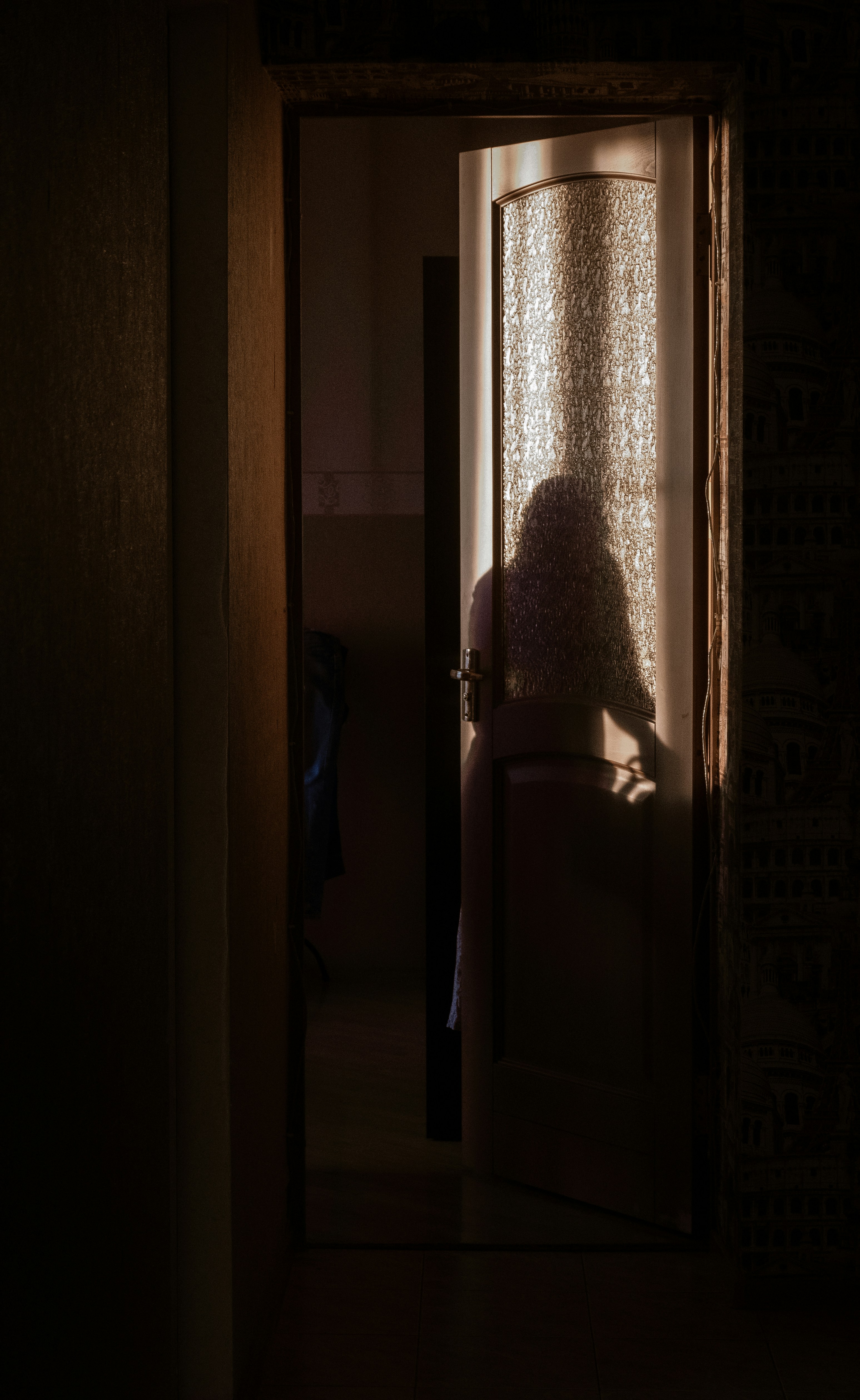 Une personne debout dans l’embrasure de la porte d’une maison photo ...