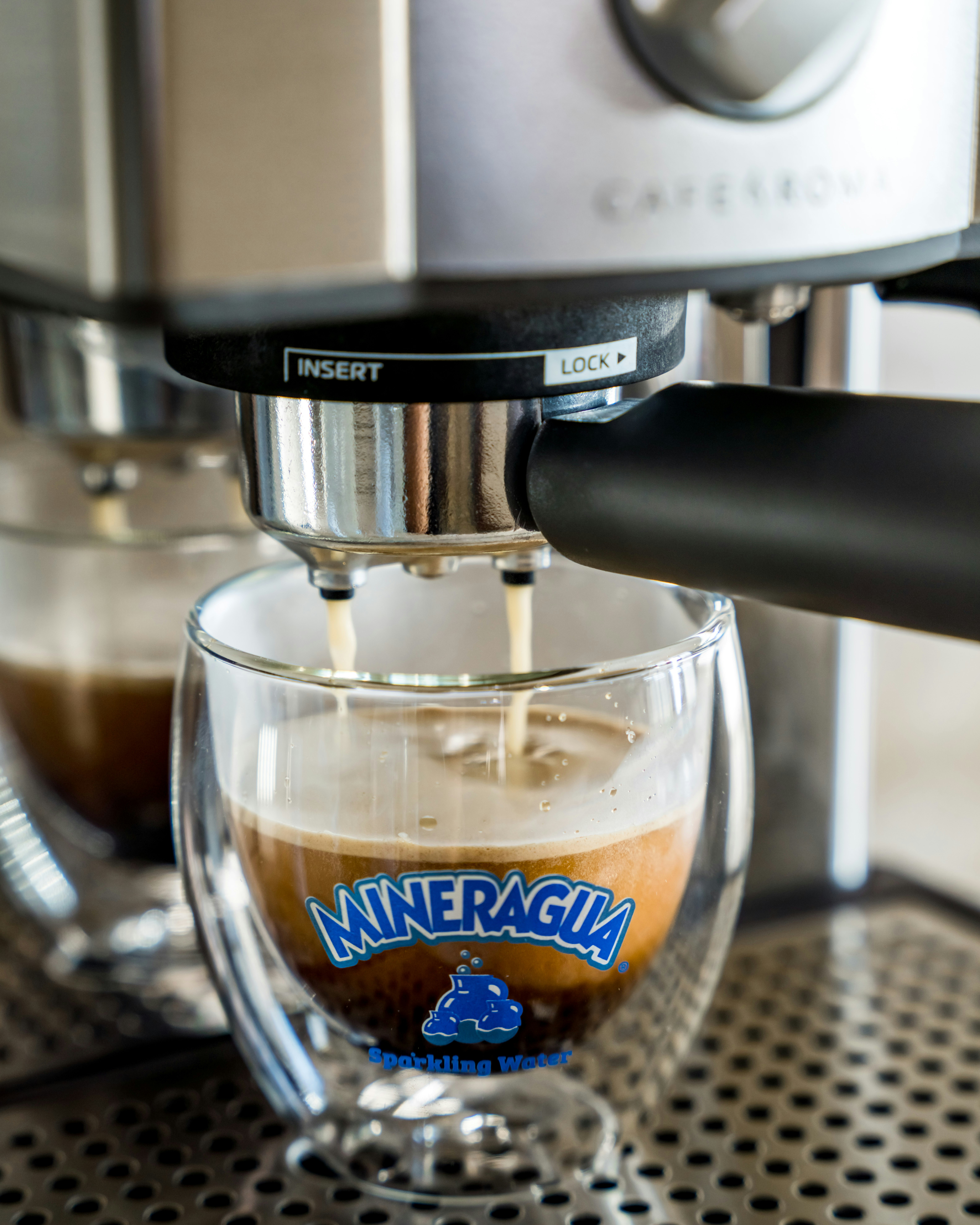 Creamy Espresso Ballet: The Mineraqua Glass Unveils Its Foam Crown