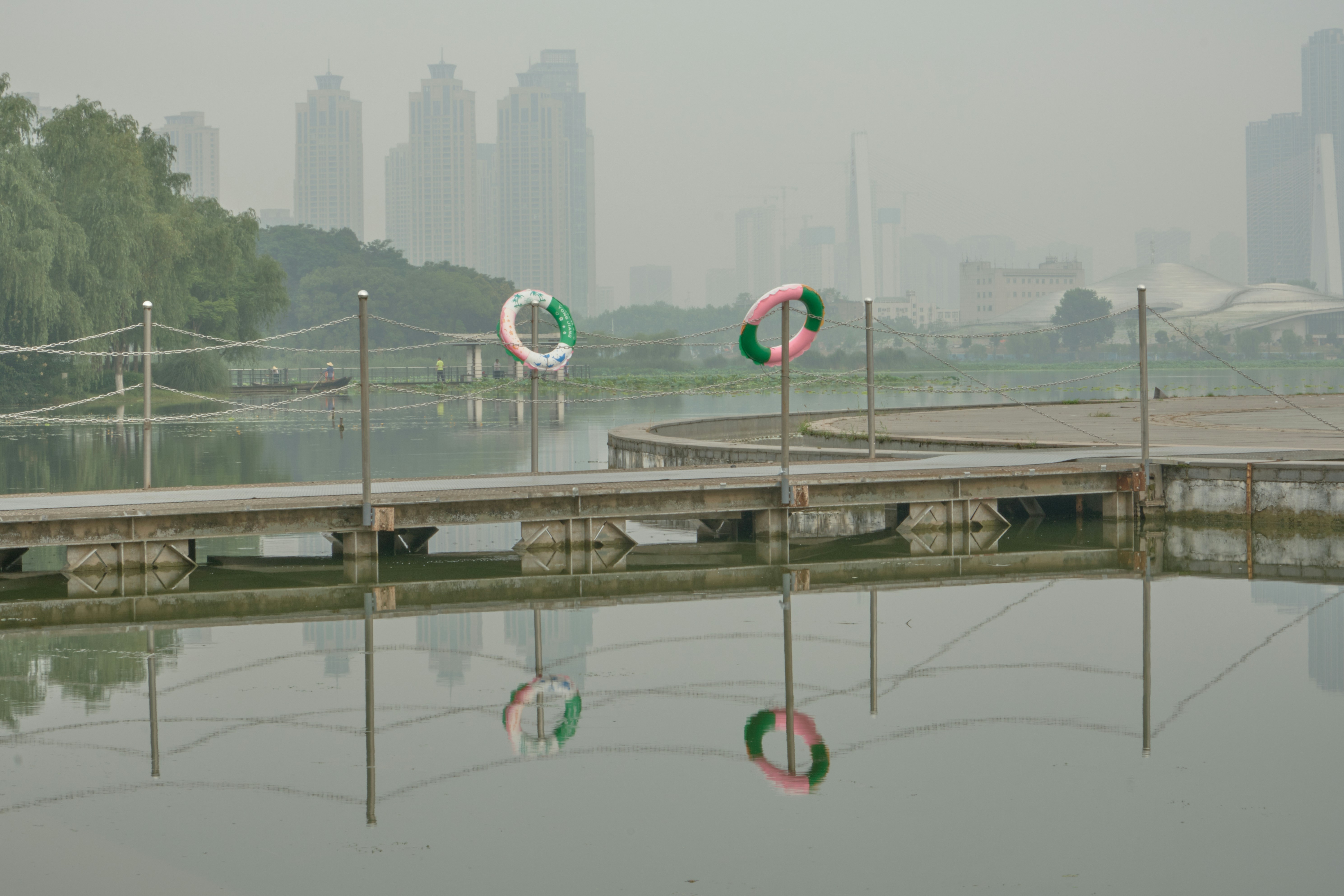 Drapeau blanc et rouge sur pont en métal gris photo – Photo La nature ...