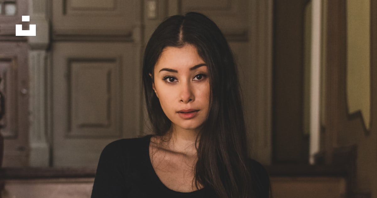 Una mujer parada frente a un conjunto de escaleras foto – Imagen de ... Una mujer parada frente a un conjunto de escaleras foto – Imagen de ...