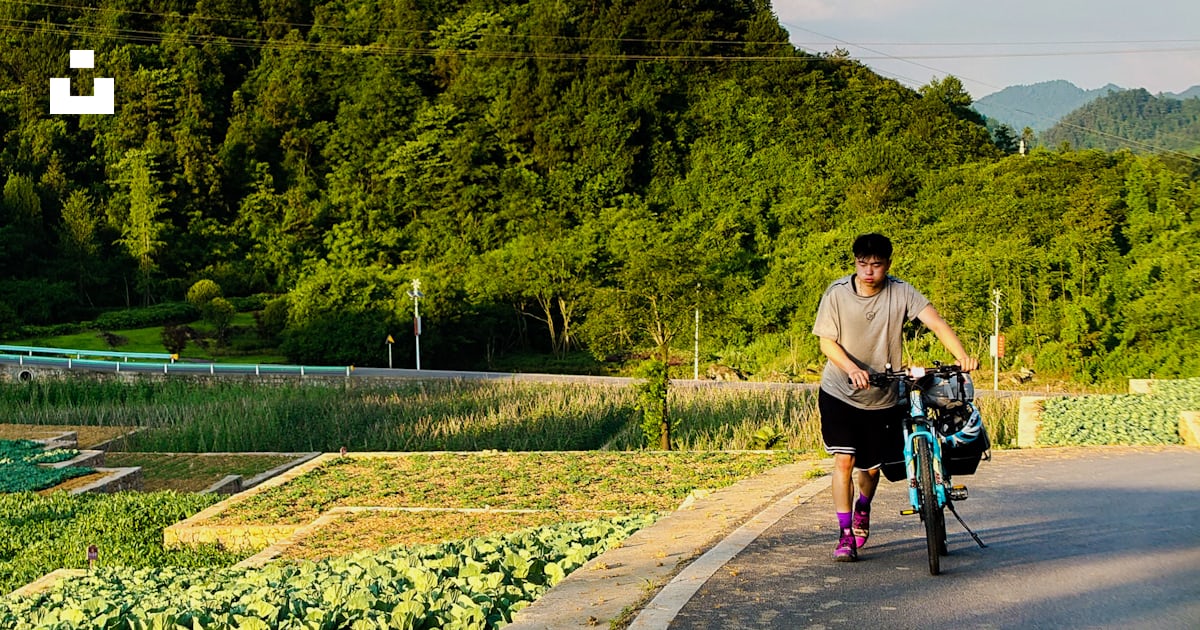 회색 티셔츠와 검은색 반바지를 입은 남자가 낮에 회색 콘크리트 통로를 걷고 있다 사진 Unsplash의 무료 추서 이미지