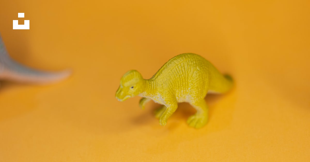 青い織物の緑の恐竜のプラスチックおもちゃの写真 Unsplashの恐竜の無料画像