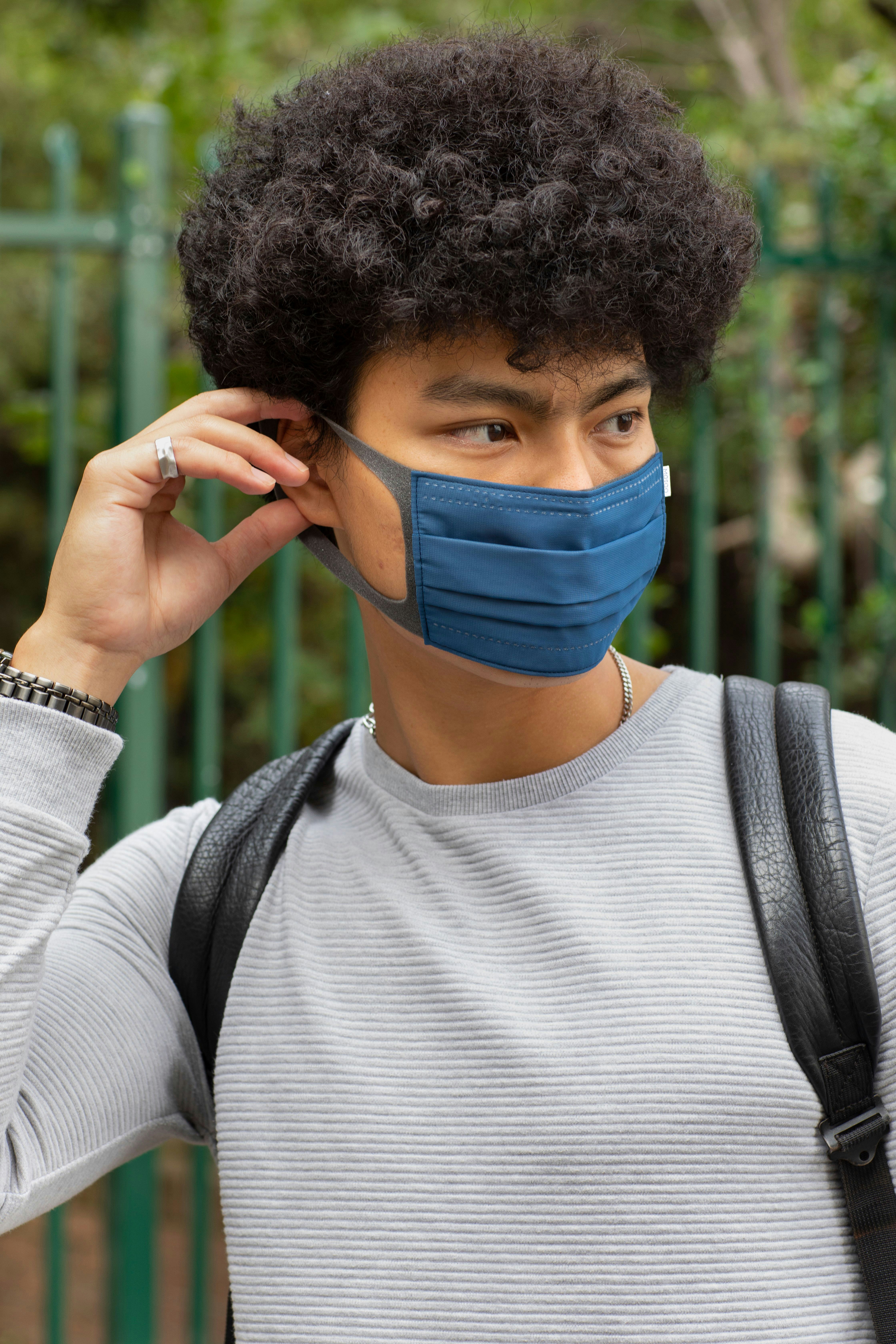 Man in gray crew neck shirt wearing blue goggles photo – Free Fashion ...