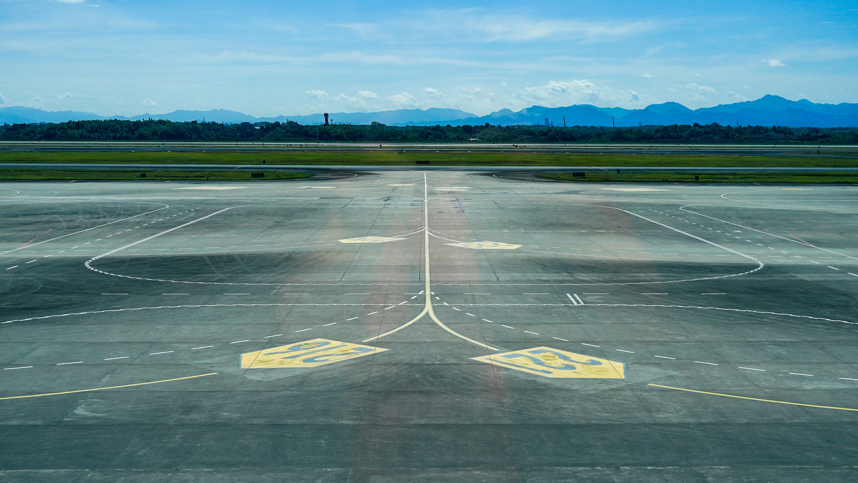 Route en béton gris avec ligne jaune photo – Image gratuite de Aéroport ... Route en béton gris avec ligne jaune photo – Image gratuite de Aéroport ...