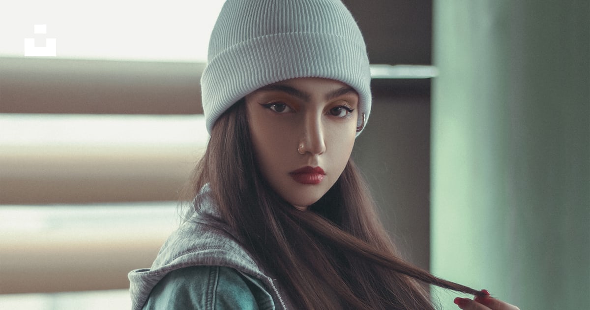 파란색 데님 재킷과 흰색 니트 모자를 쓴 여자 사진 Unsplash의 무료 의복 이미지