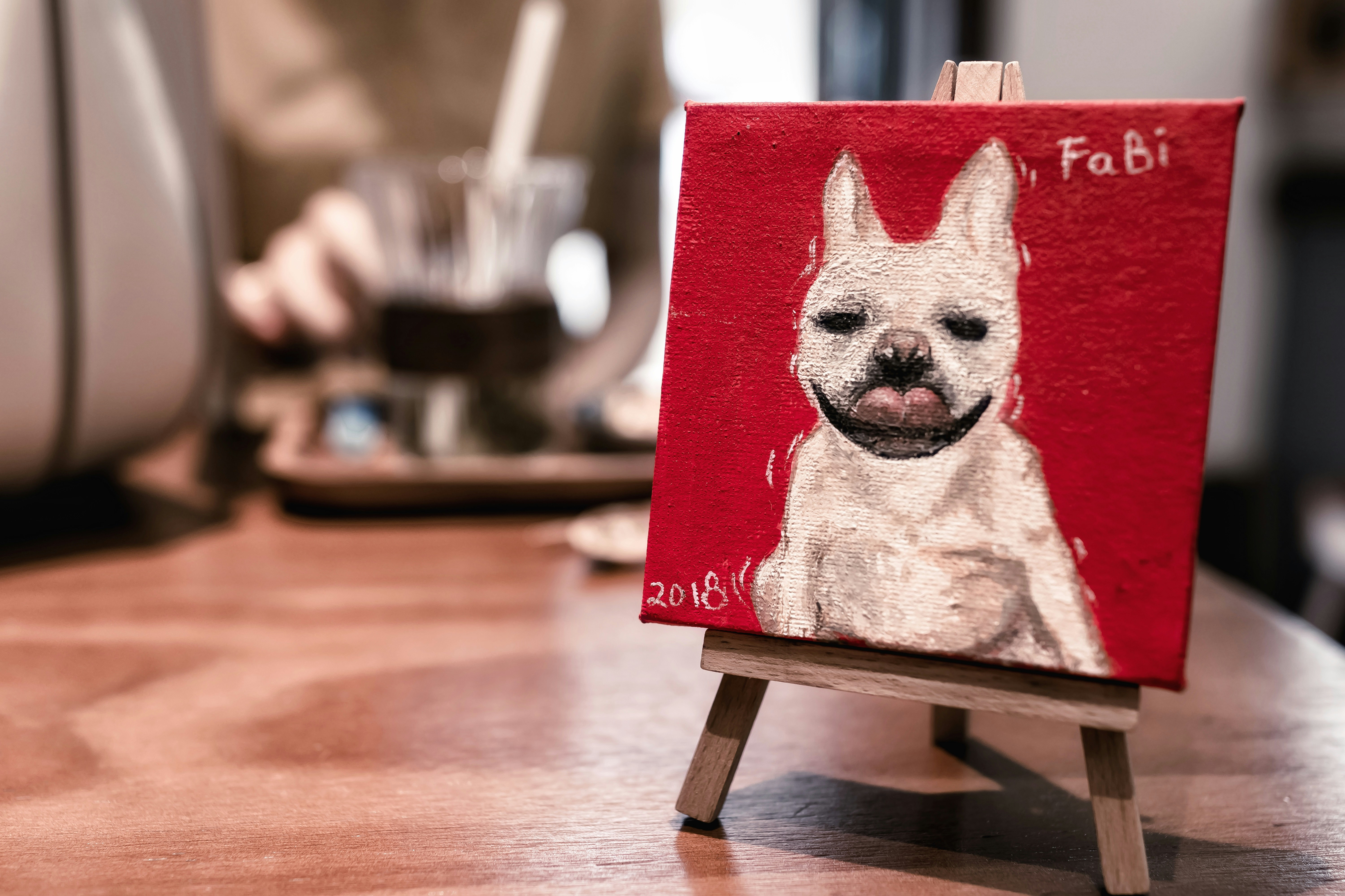 Red-Canvas Bulldog: A Tiny Portrait on a Café Table