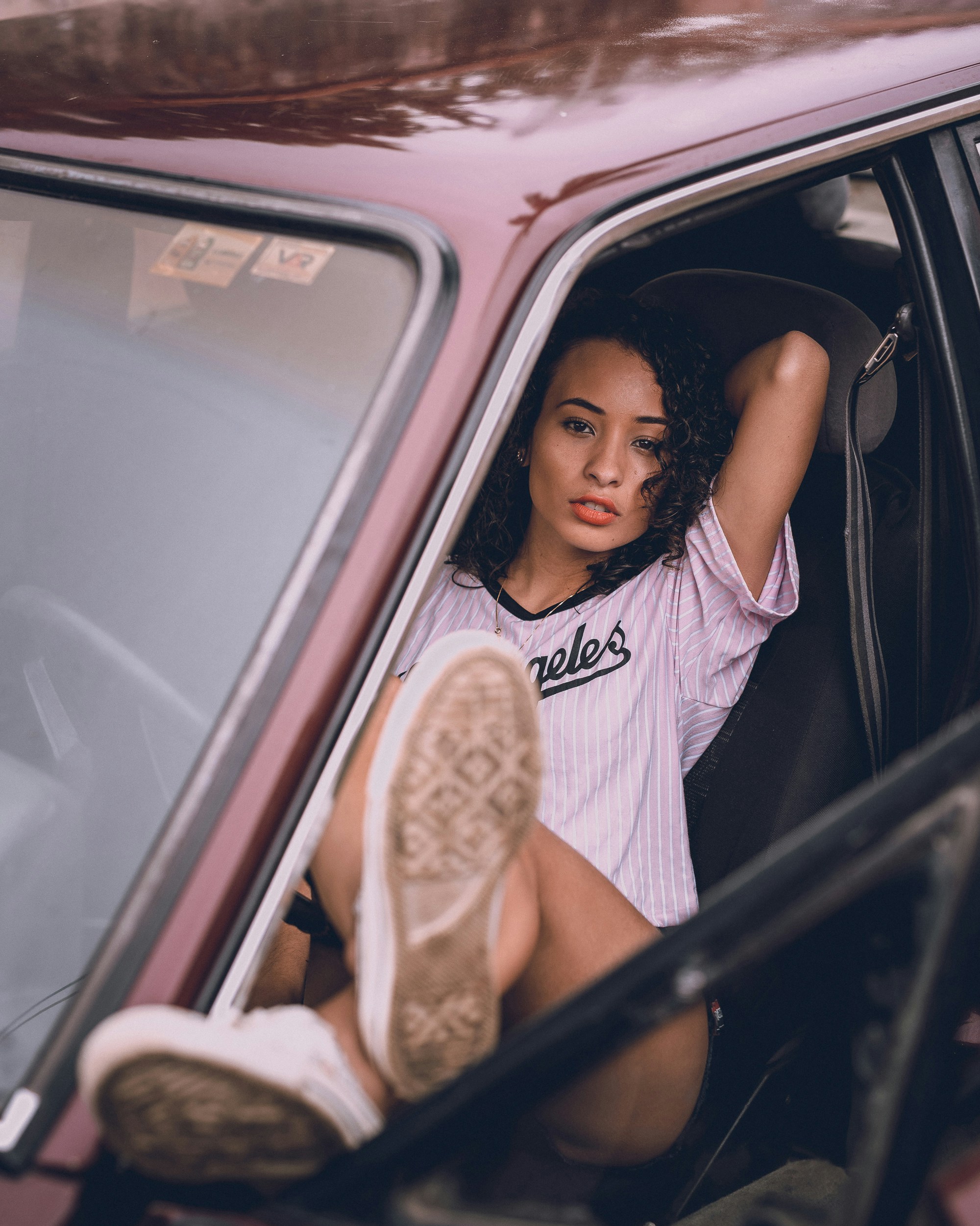 Woman in white crew neck t-shirt sitting inside car photo – Free Model ...