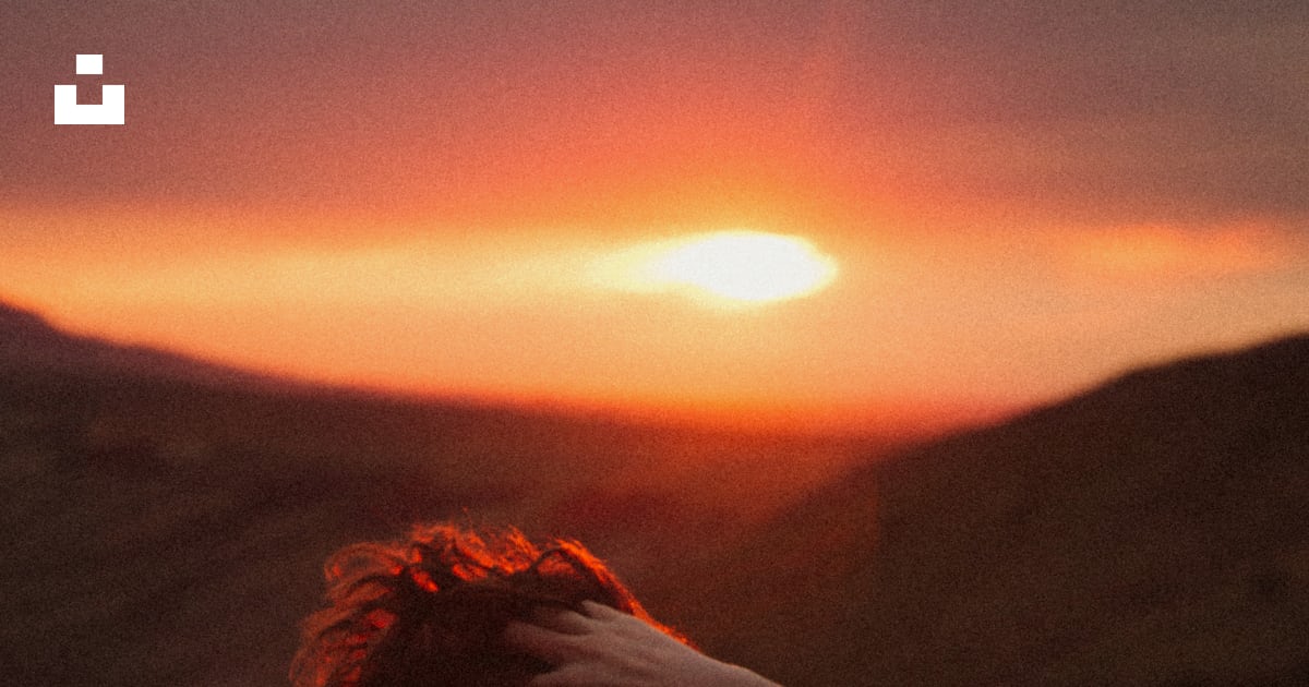 일몰 동안 산 꼭대기에 서 있는 하얀 드레스 셔츠를 입은 남자 사진 Unsplash의 무료 해질녘 이미지
