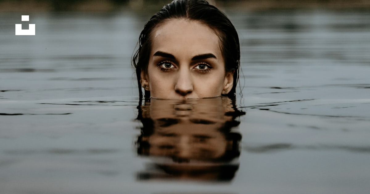 昼間の水中の女性の写真 Unsplashのファッションモデルの無料画像