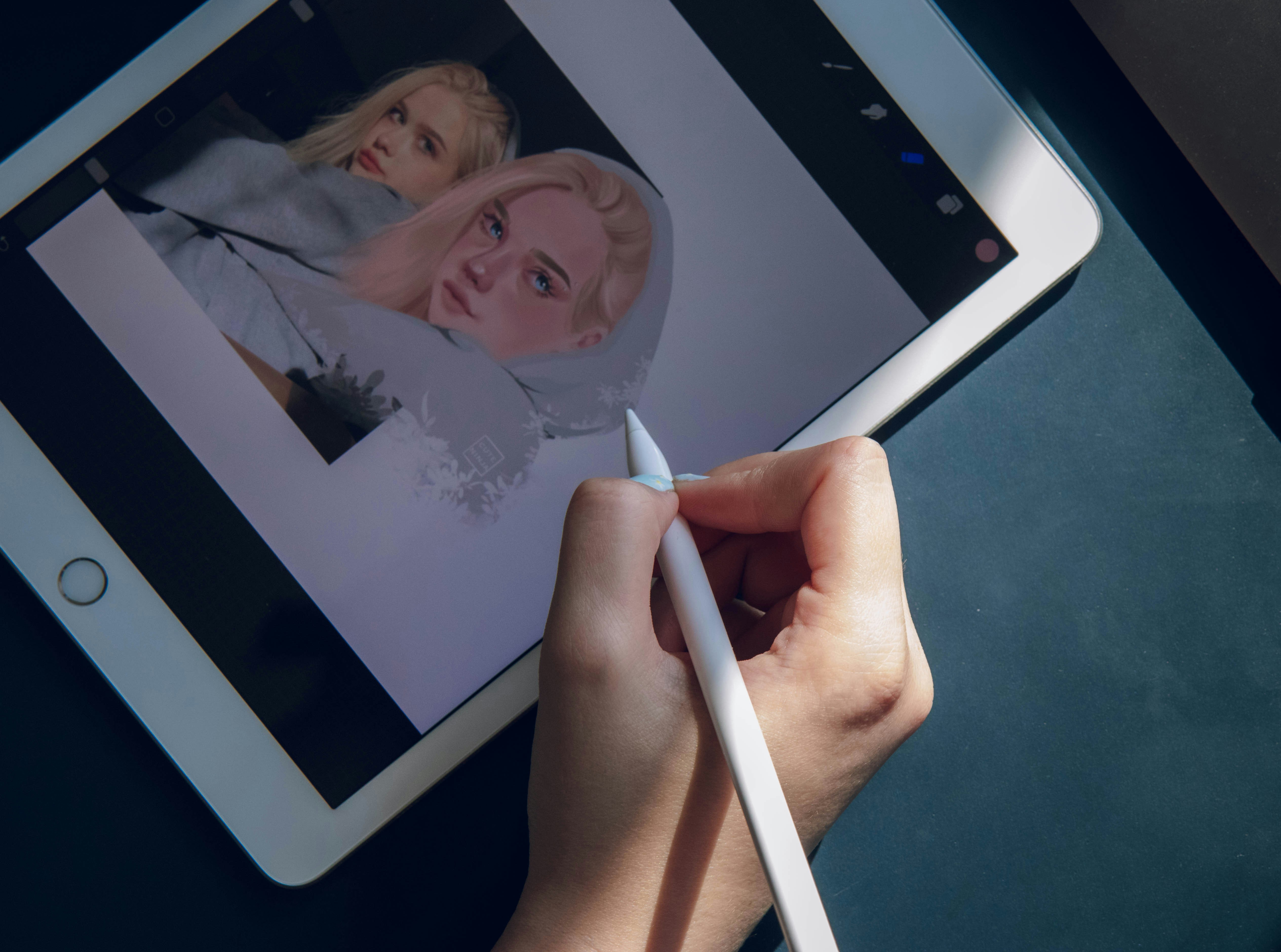Glowing Portraits: A Hand Tracing Life with a Digital Stylus