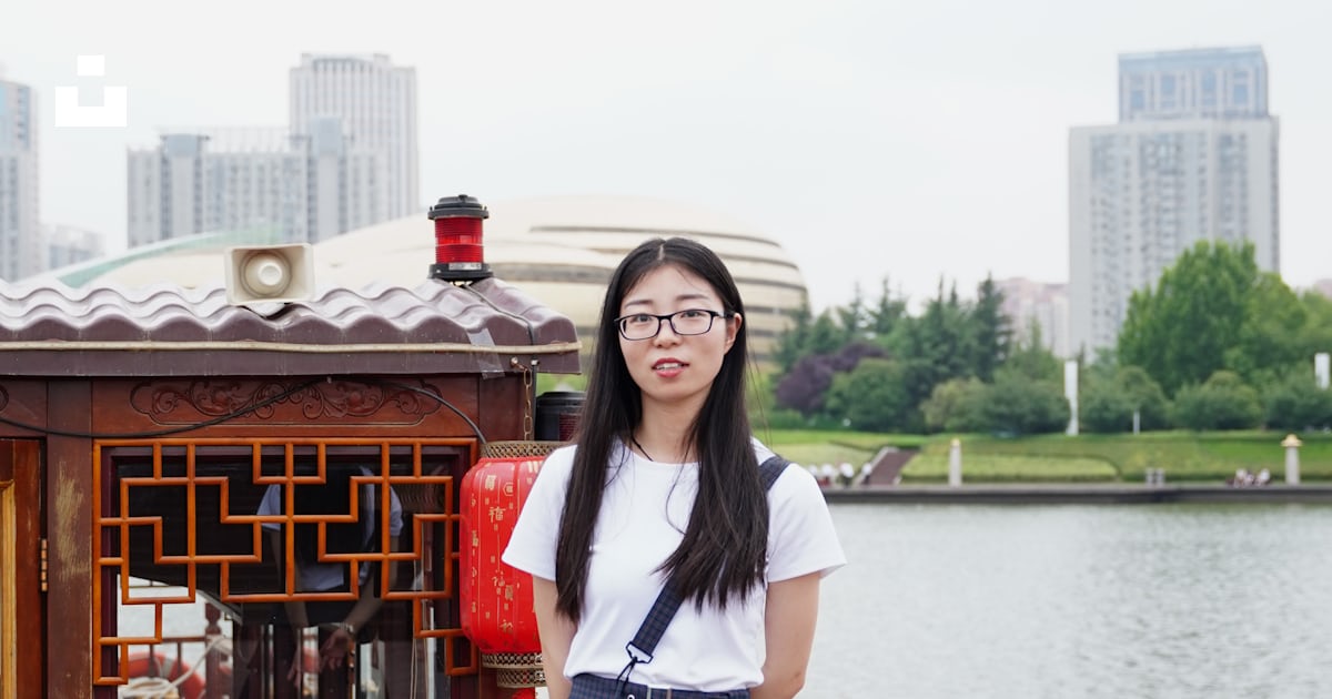 白いシャツと青いスカートを着た女性が、昼間、茶色の木製の桟橋に立っているの写真 Unsplashのアパレルの無料画像