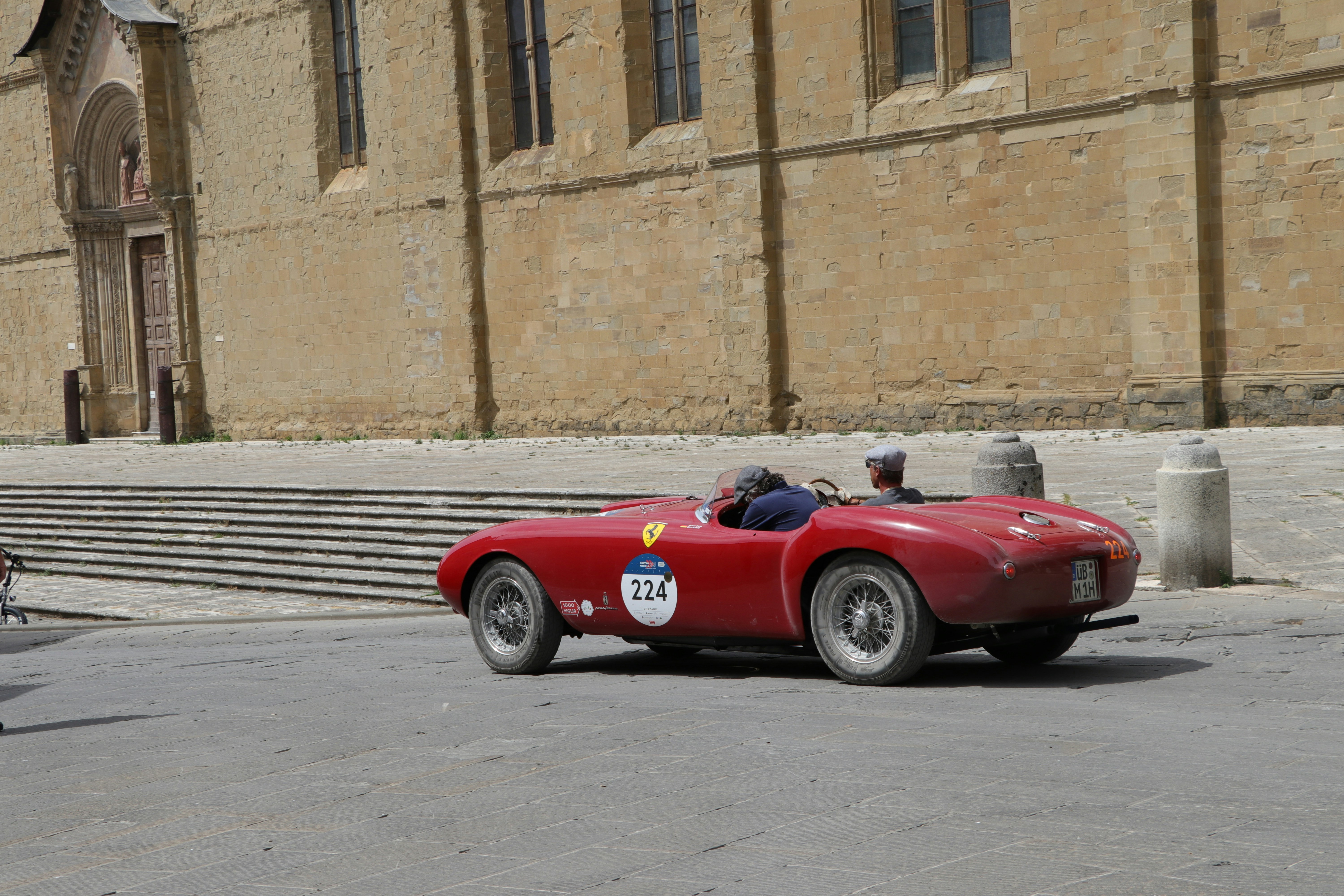Foto Ferrari vermelho 458 italia estacionado ao lado do edifício de ...
