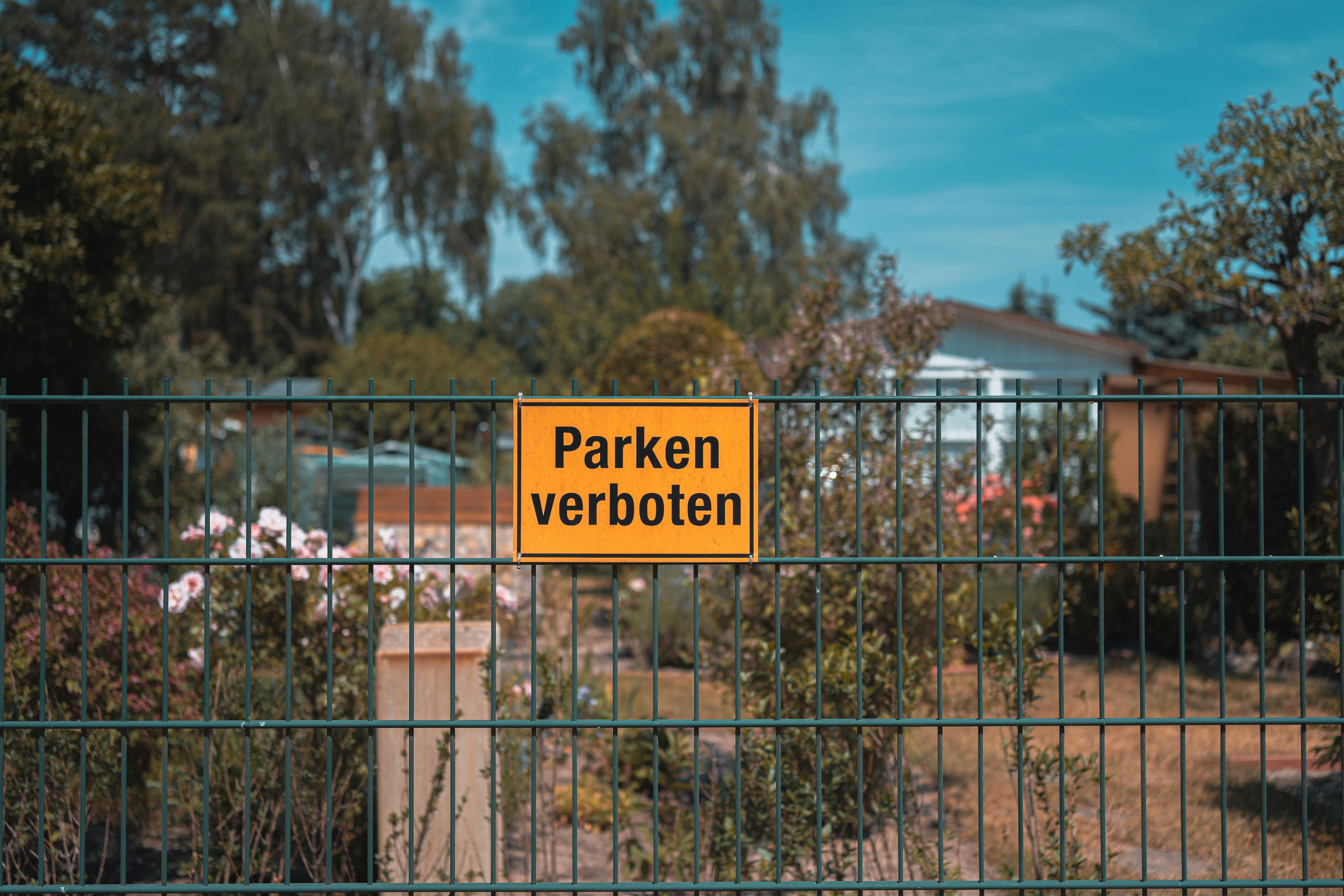 Parken Verboten: A Bright Sign Framing a Quiet Garden Fence
