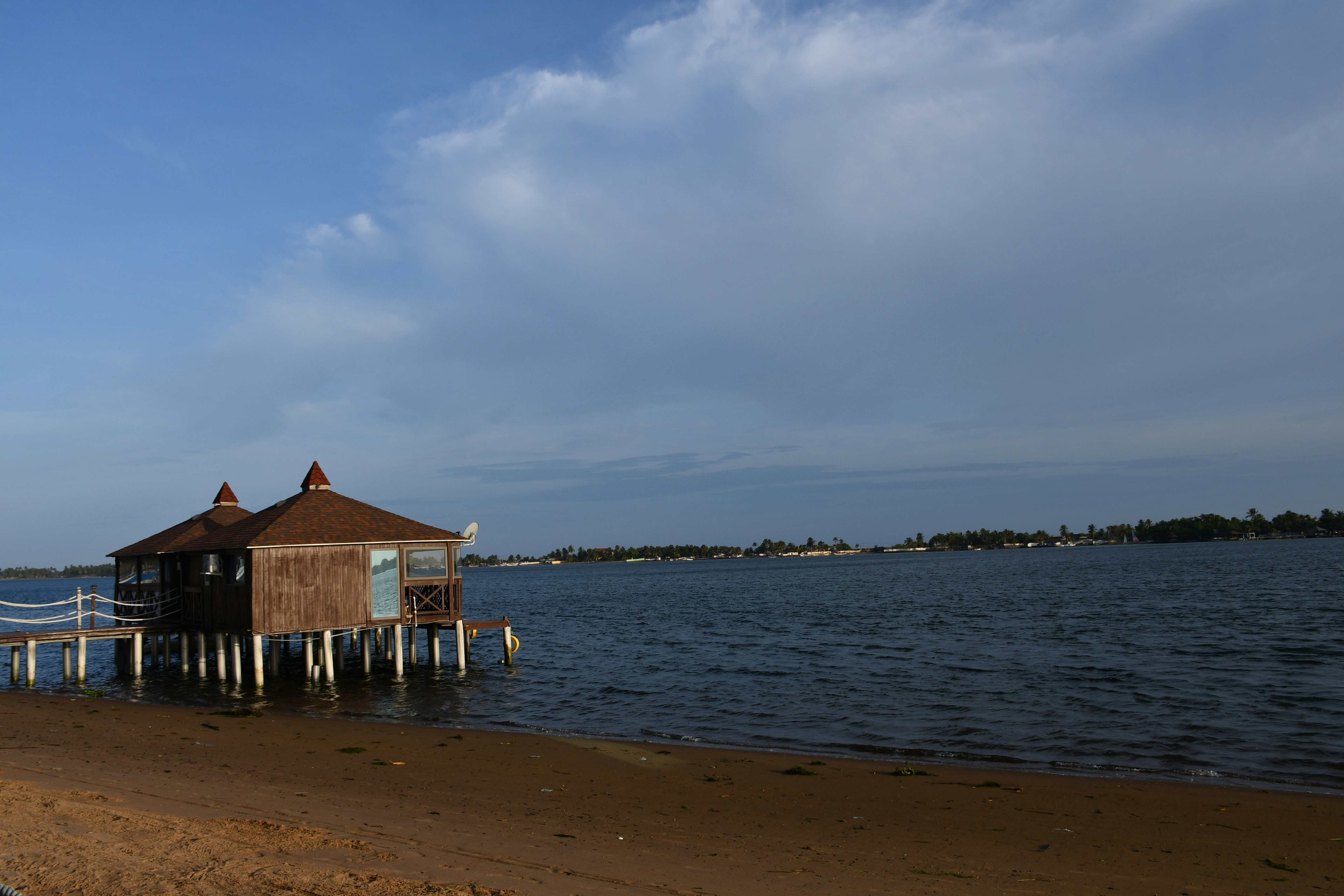 Stilted Lakefront Hut: A Quiet Hideaway at the Water's Edge