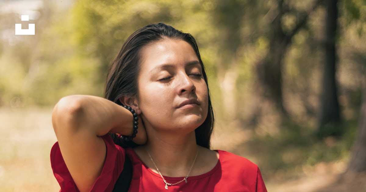 Mujer Con Camiseta Roja De Cuello Redondo Y Vaqueros Azules Foto