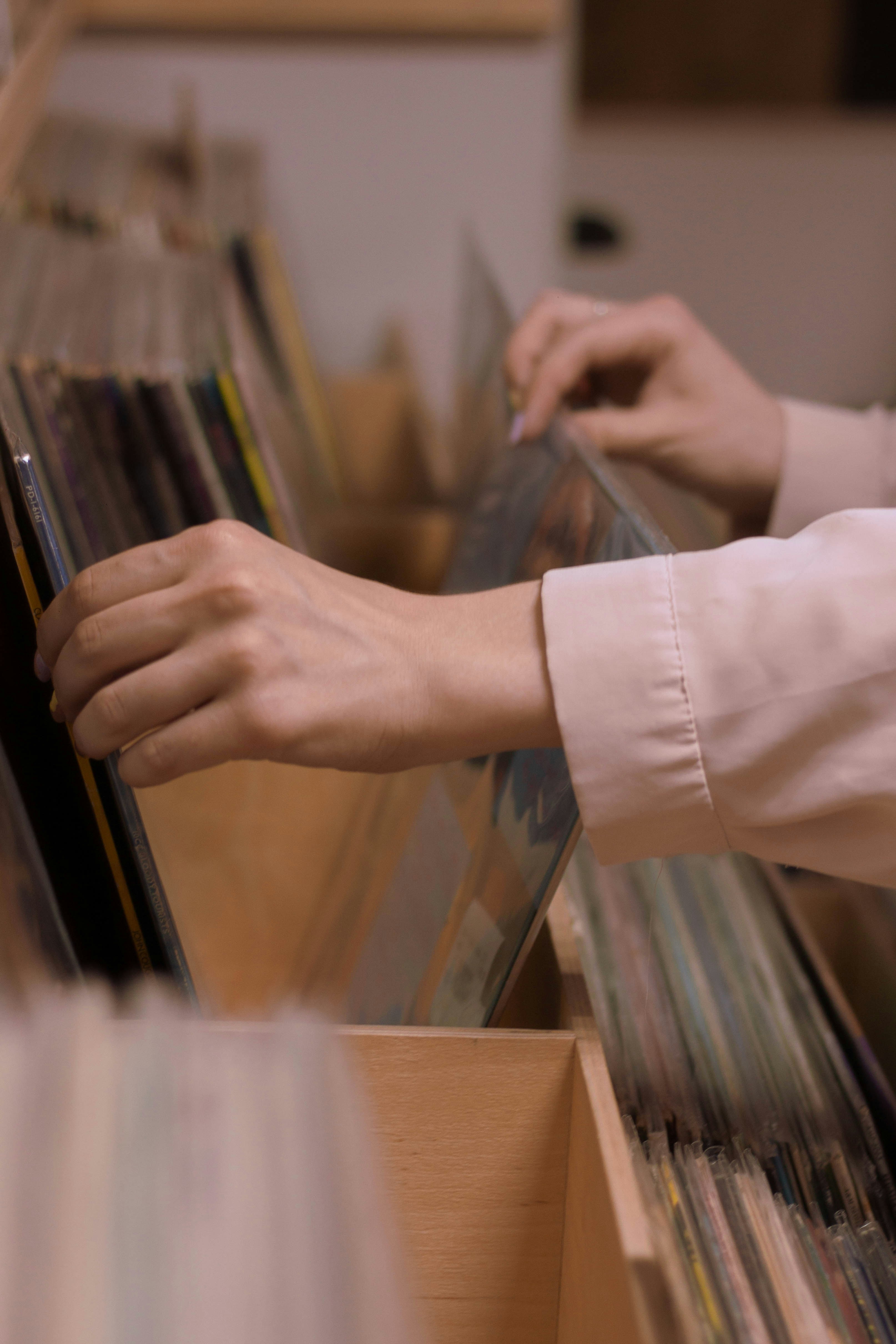 Personne en chemise blanche à manches longues tenant une bouteille en ...