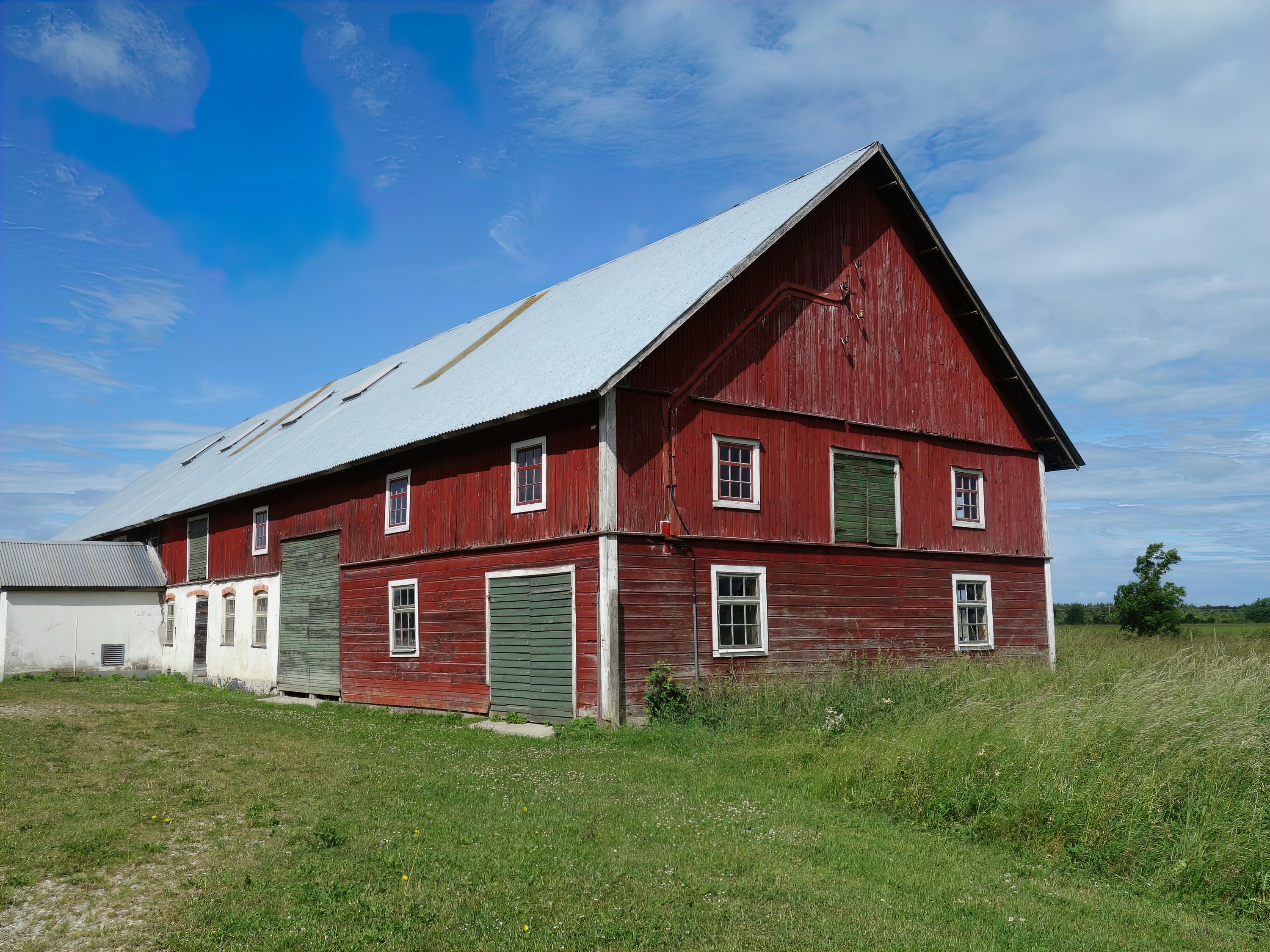 Red and white barn under blue sky during daytime photo – Free Barn ...