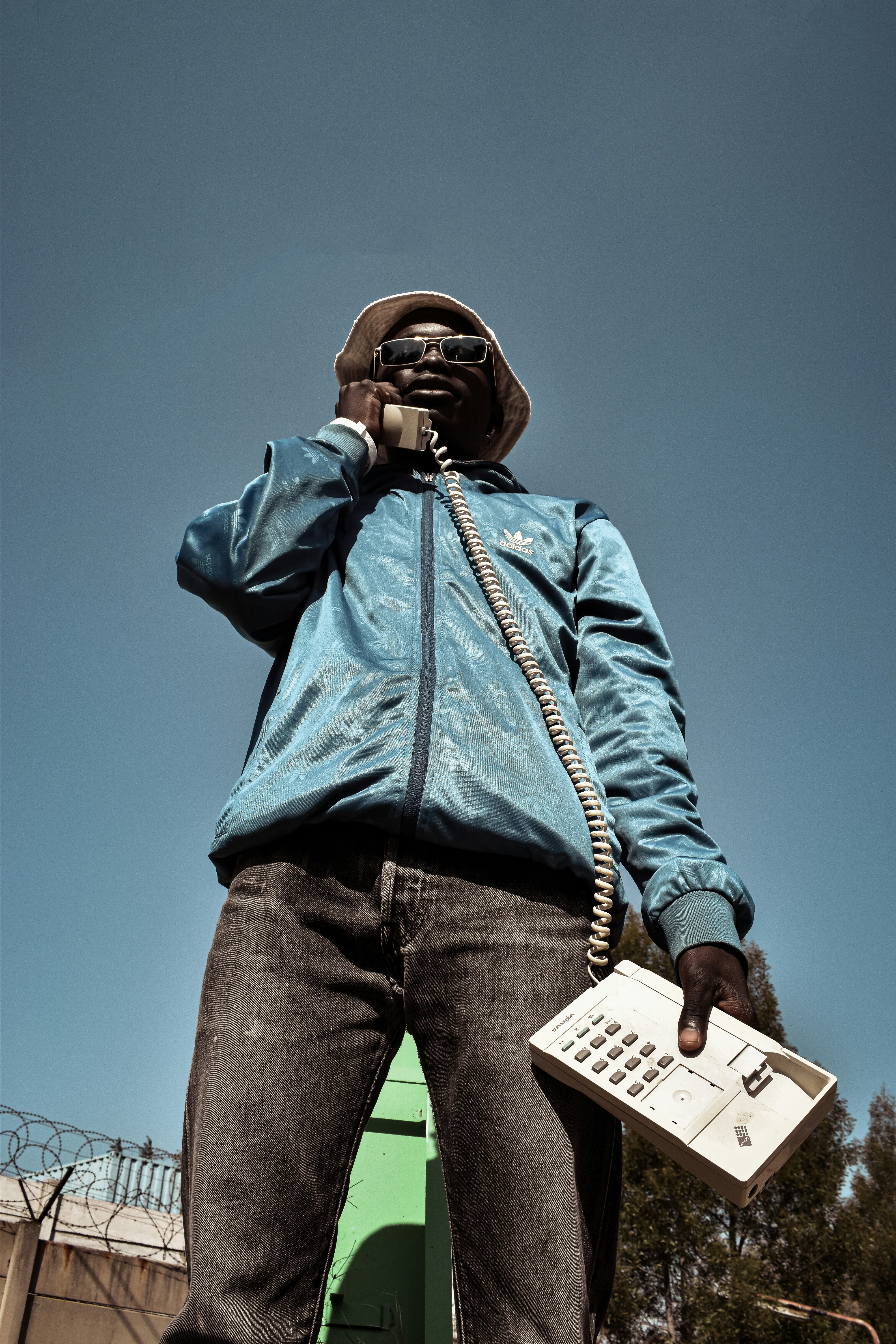 Homme en veste bleue et jean bleu portant des écouteurs noirs photo ...