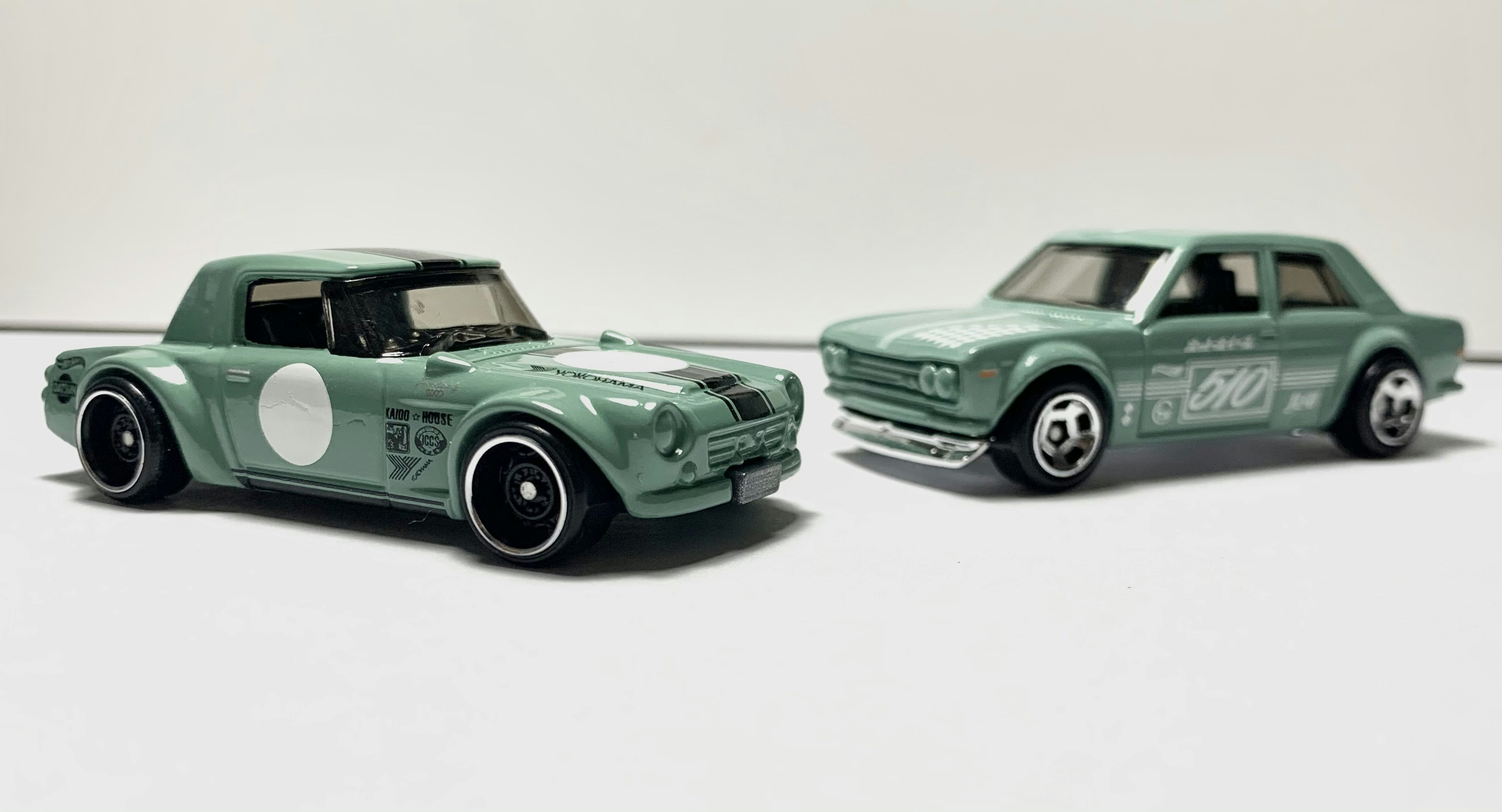 Green and white vintage car scale model photo – Free Tire Image on Unsplash