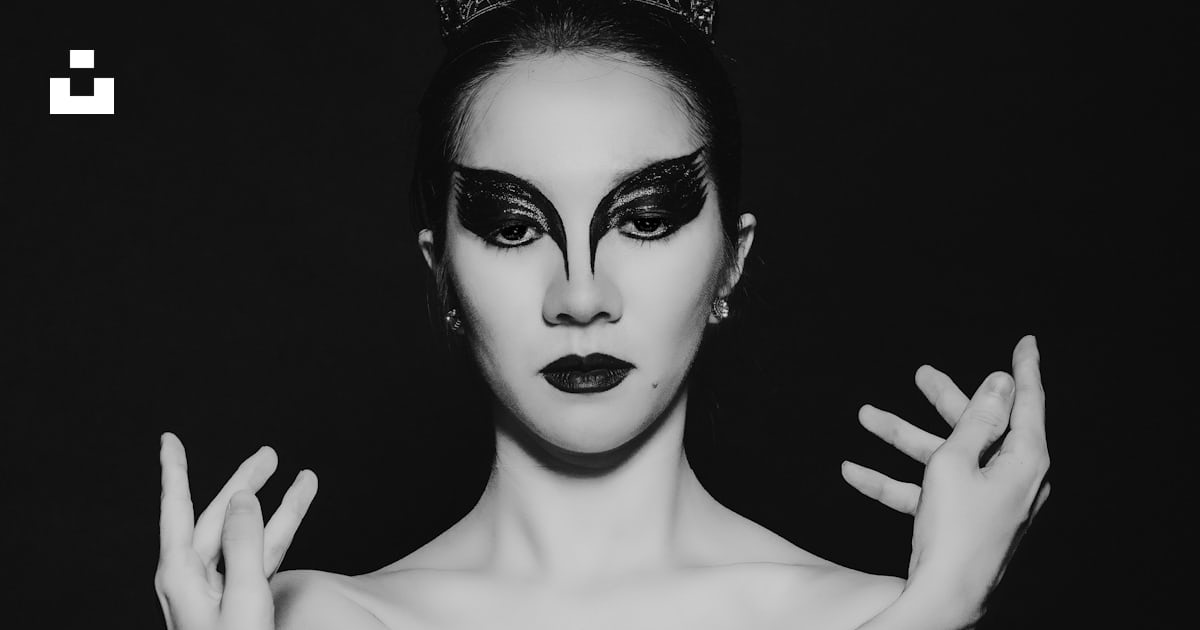 Femme Aux Seins Nus Avec Couronne Dargent Photo Photo Ballet