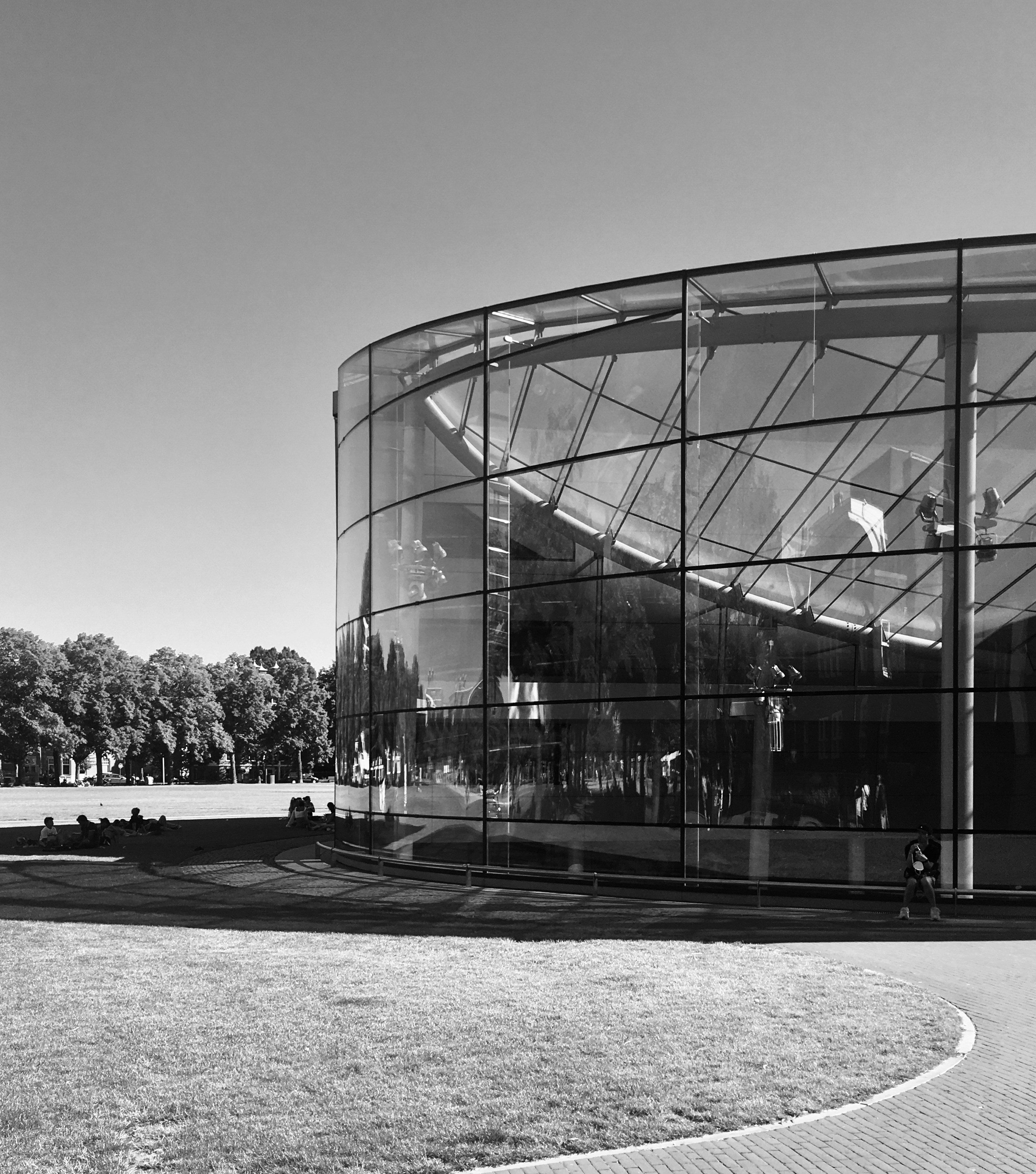 Curved Glass Pavilion: Light and Shadow at the Park