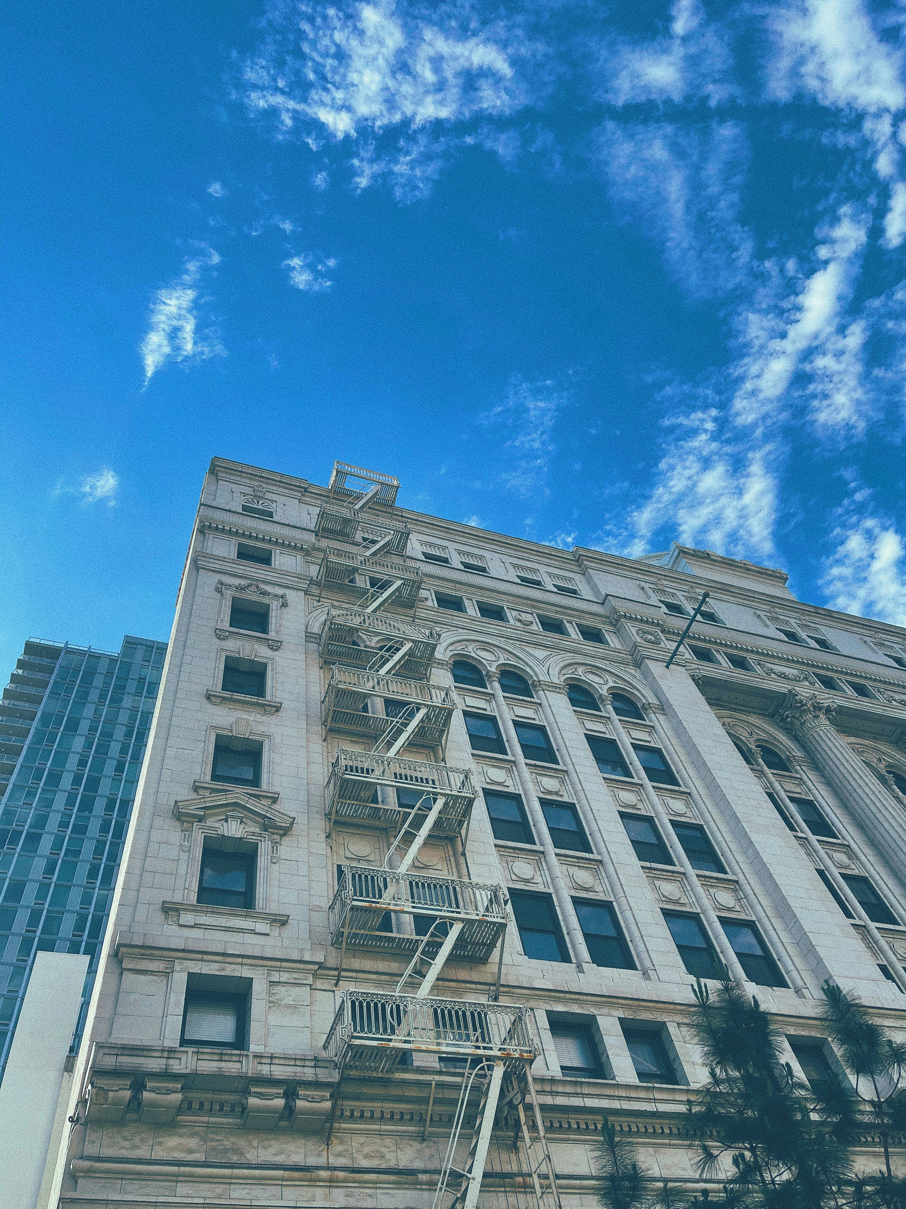 Foto Edificio de hormigón blanco bajo el cielo azul durante el día – Imagen Edificio gratis en ...