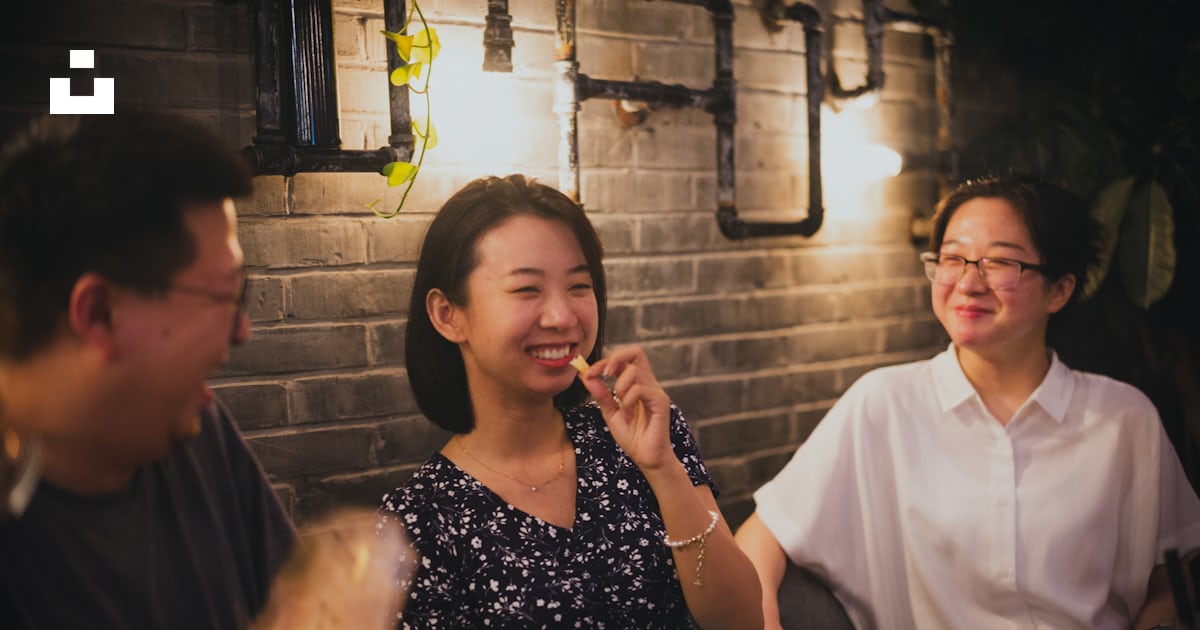 흑백 꽃무늬 드레스를 입은 여자가 흰색 크루넥 티셔츠를 입은 남자 옆에 앉아 있다 사진 Unsplash의 무료 여자 이미지