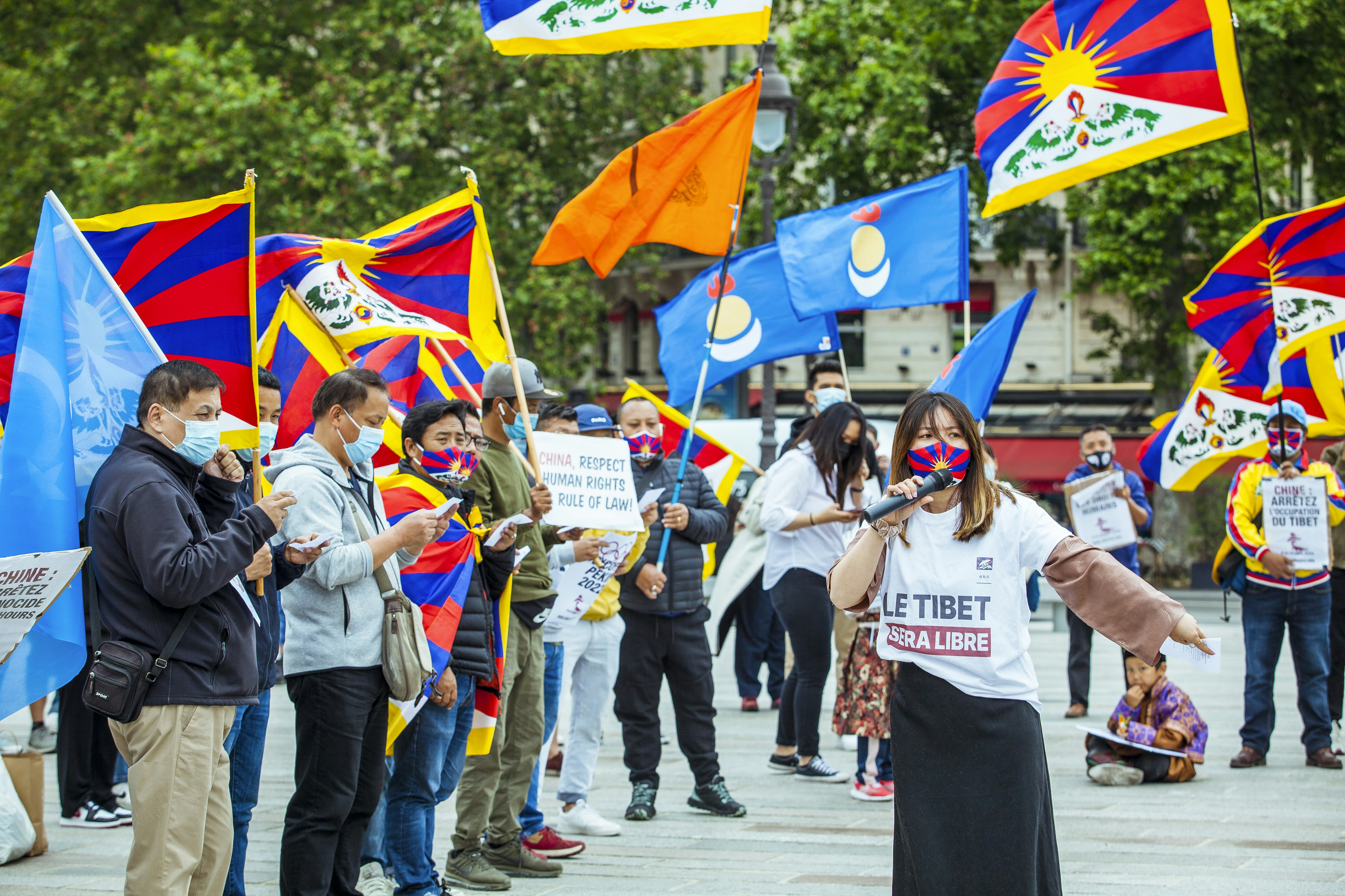 Foto Personas con banderas durante el día – Imagen Persona gratis en ...